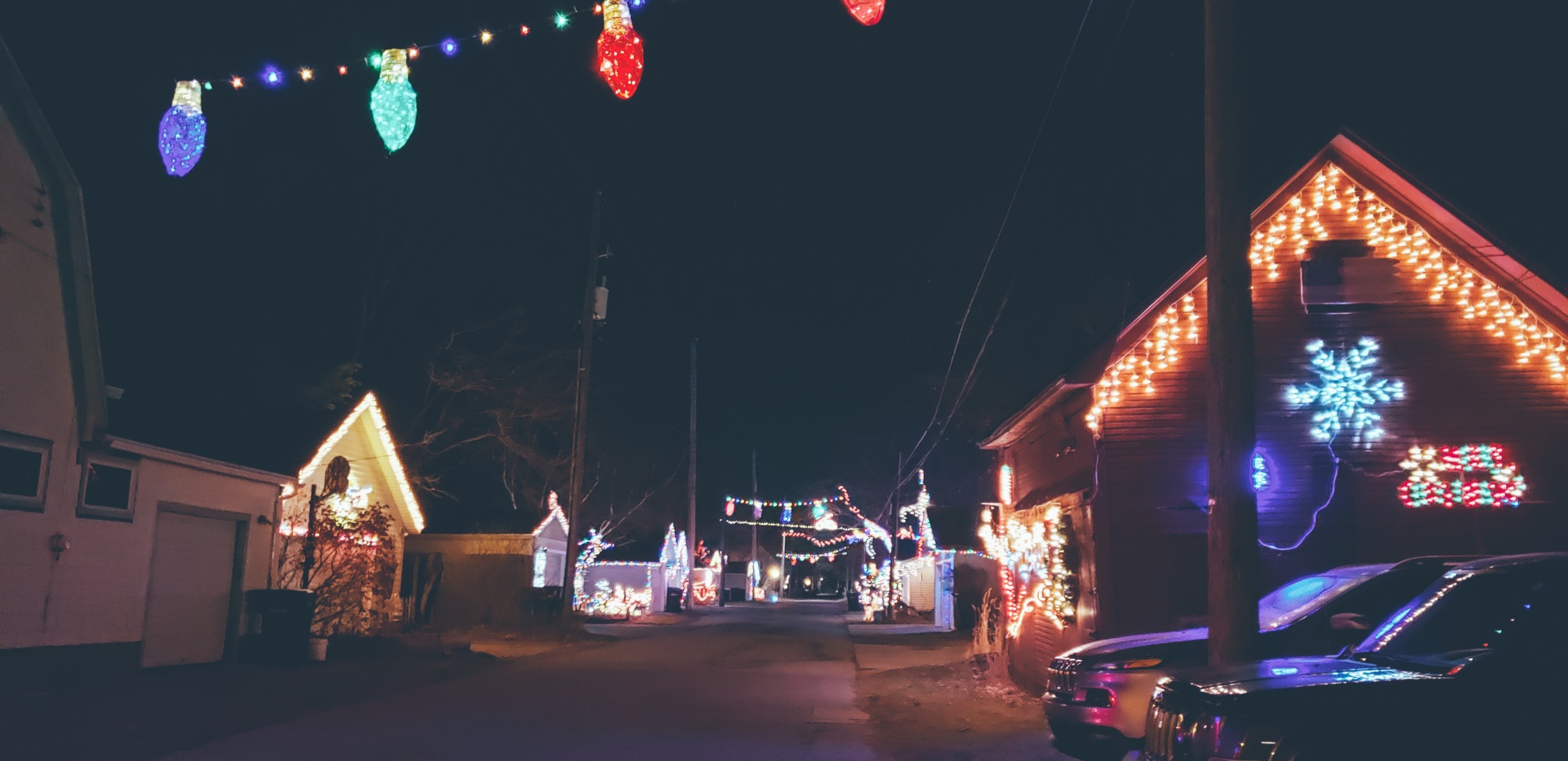 GTPulse: Alleyway Decorations Light Up Central Neighborhood – 9&10 News