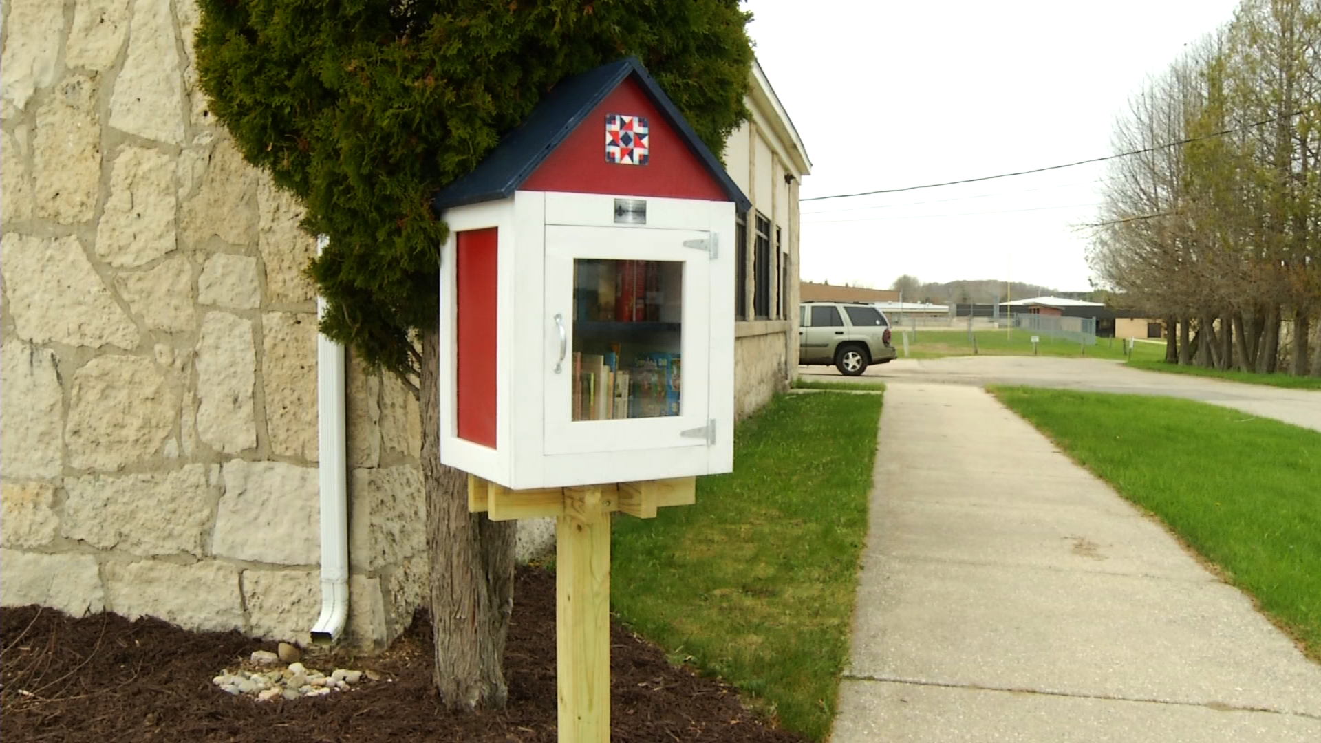 Reed City Boy Scout Builds Little Library – 9and10News.com