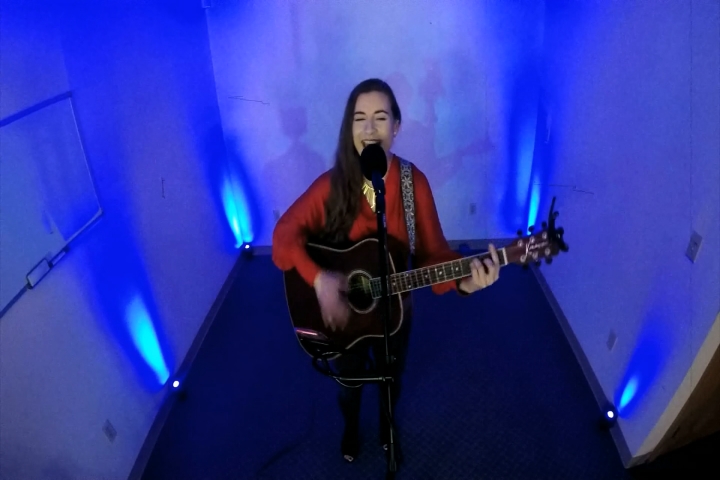 Four Sessions: Mio Performs “Thanks for Listening” – 9&10 News