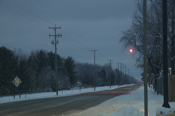 Heavy Snow Causes Thousands of Power Outages – 9&10 News