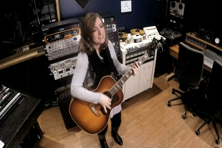 Featured Musician: Rachel Brooke Performs ‘Fox in a Hen House’ – 9&10 News