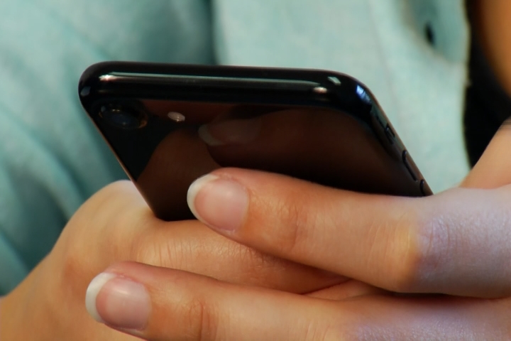 Living Right: Cell Phones – 9and10News.com