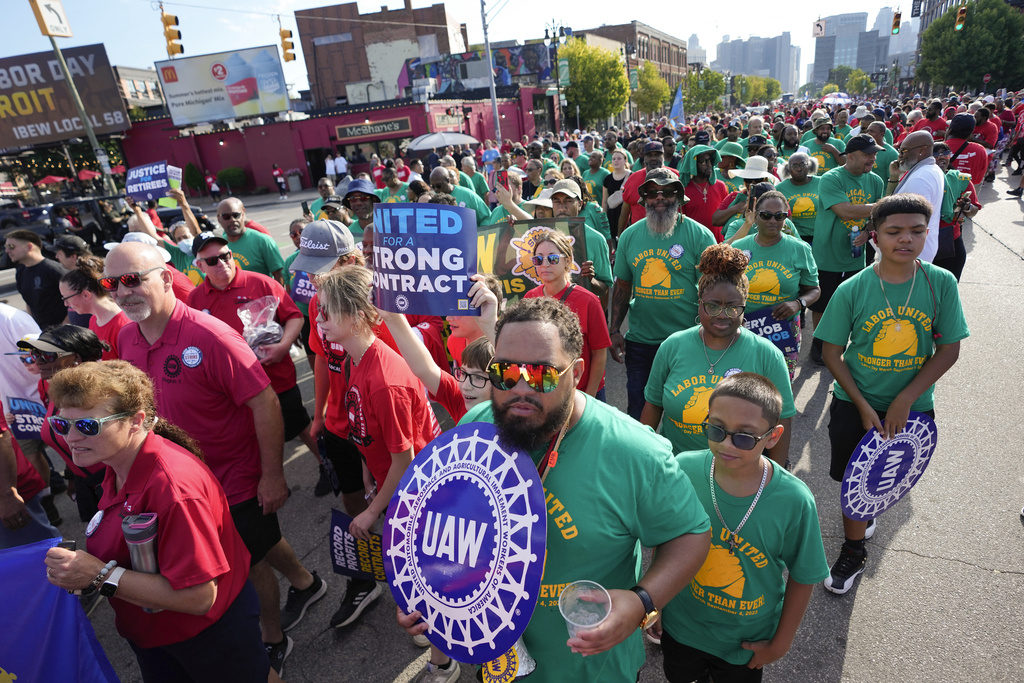 UAW strike spreads to GM factory in Lansing, Ford plant in Chicago – 9 ...