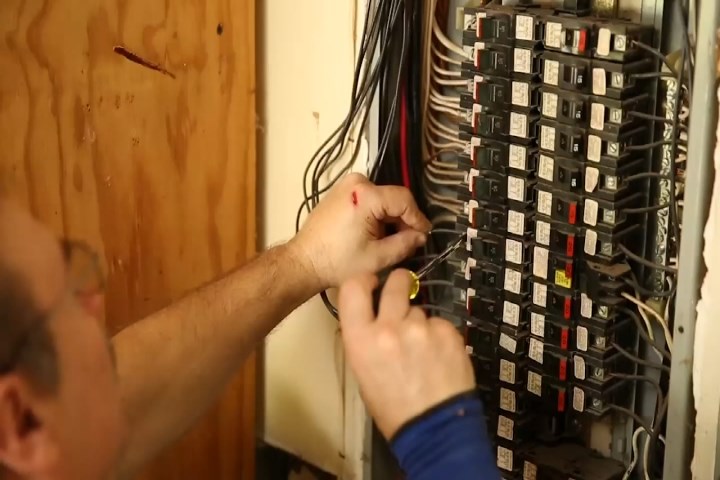 Angie’s List Report: Faulty Electric Panels – 9&10 News