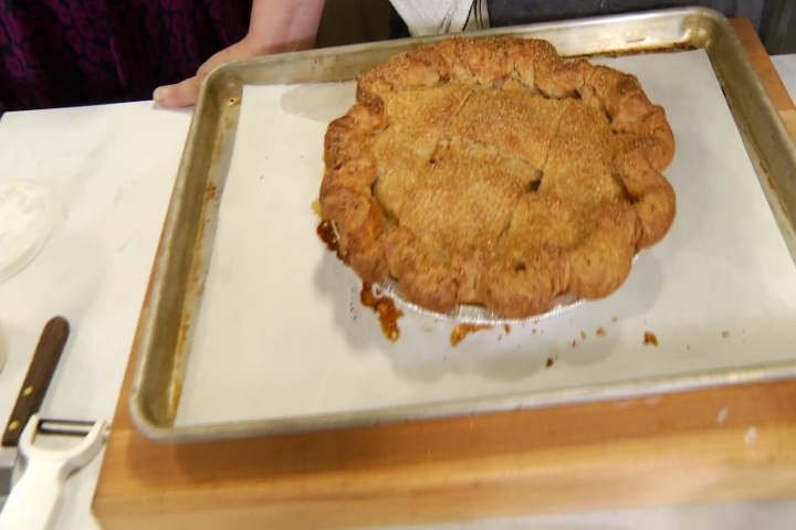 Four Food Finds: Modern Bird Bakery Apple Pie – 9&10 News