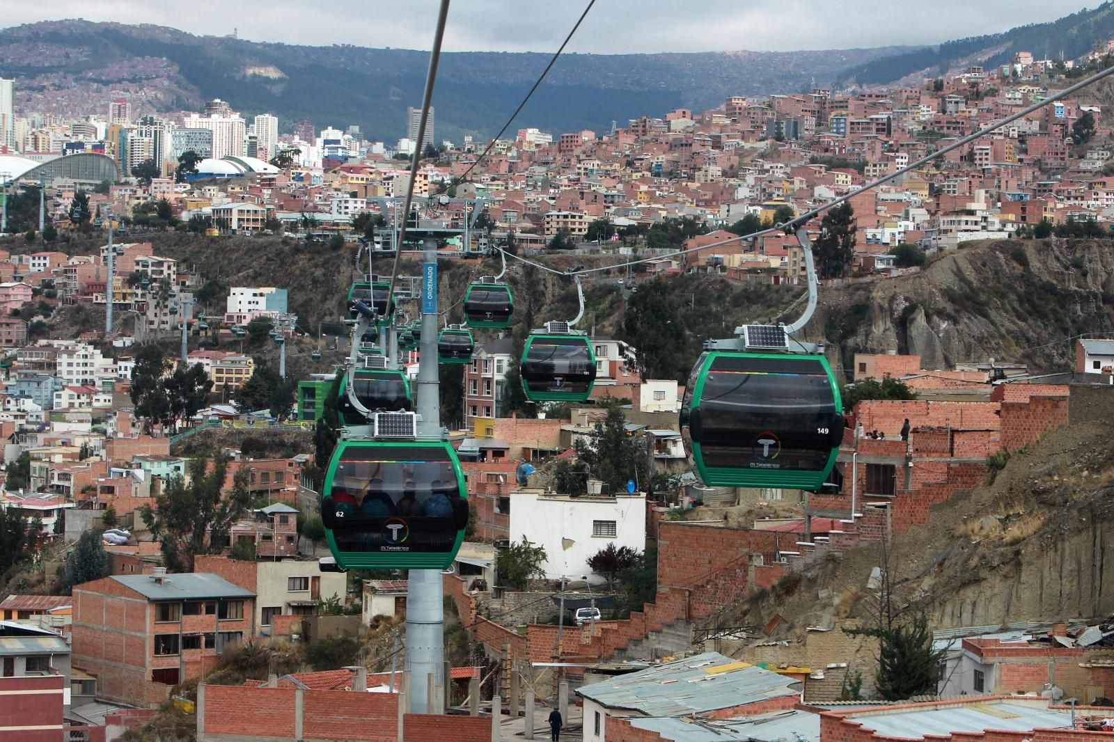 AUDIO: El teleférico, el sistema que ayudó a Bolivia a descongestionar ...