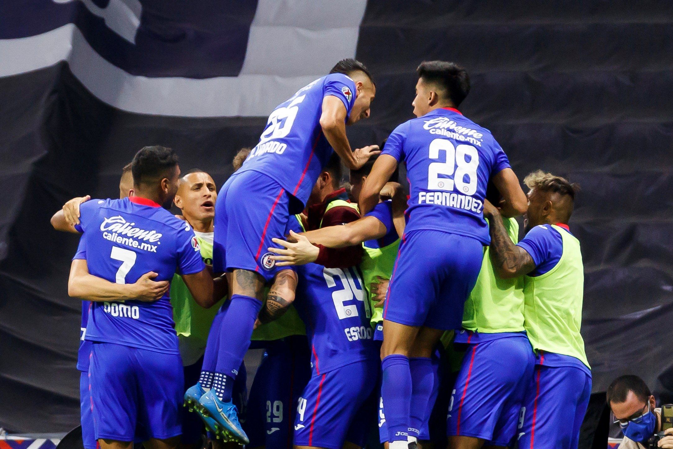 Cruz Azul goleó y clasificó con un golazo de Juan Escobar - Fútbol ...