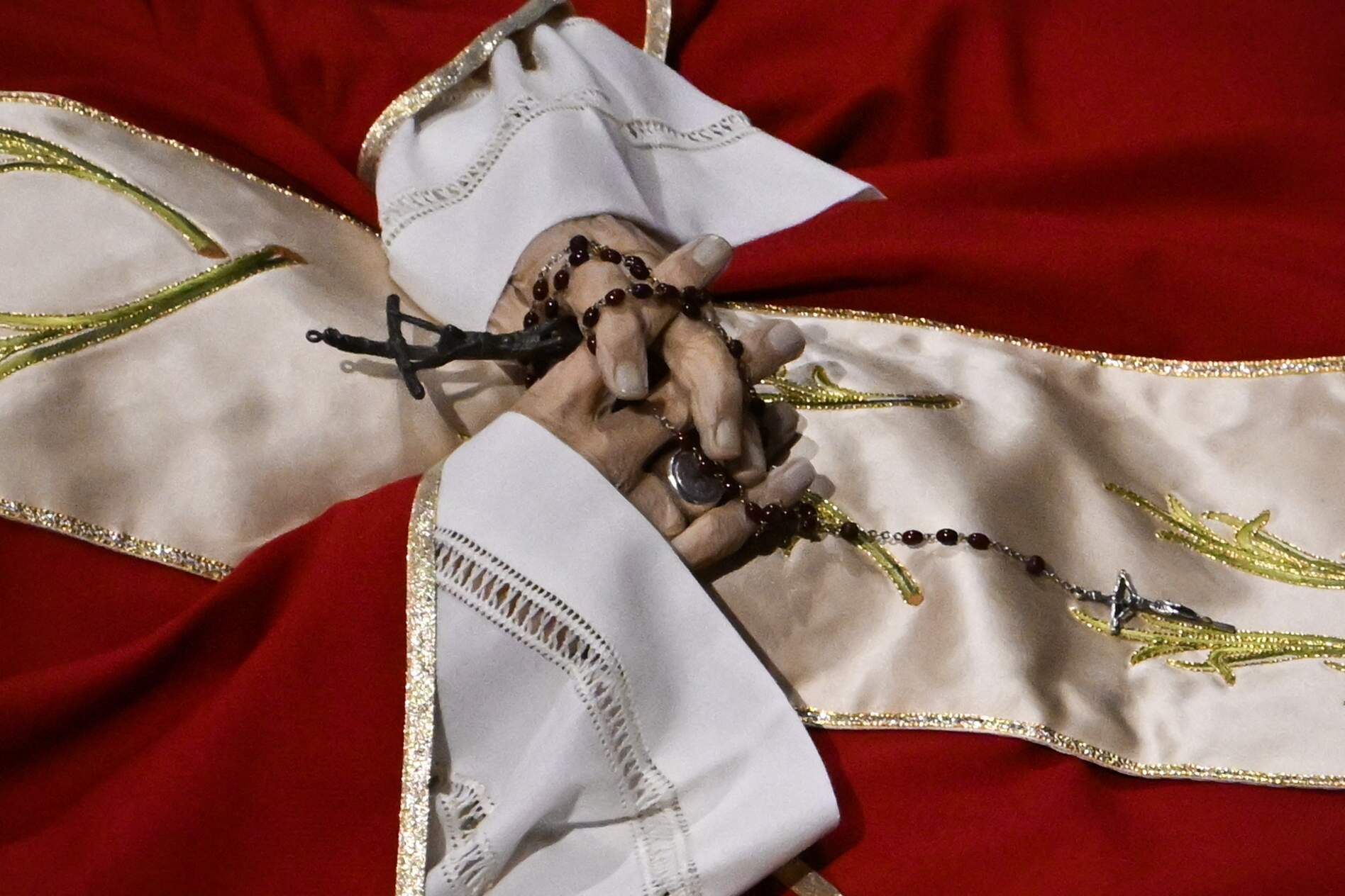 Capilla ardiente de Benedicto XVI abre por segundo día en espera del ...