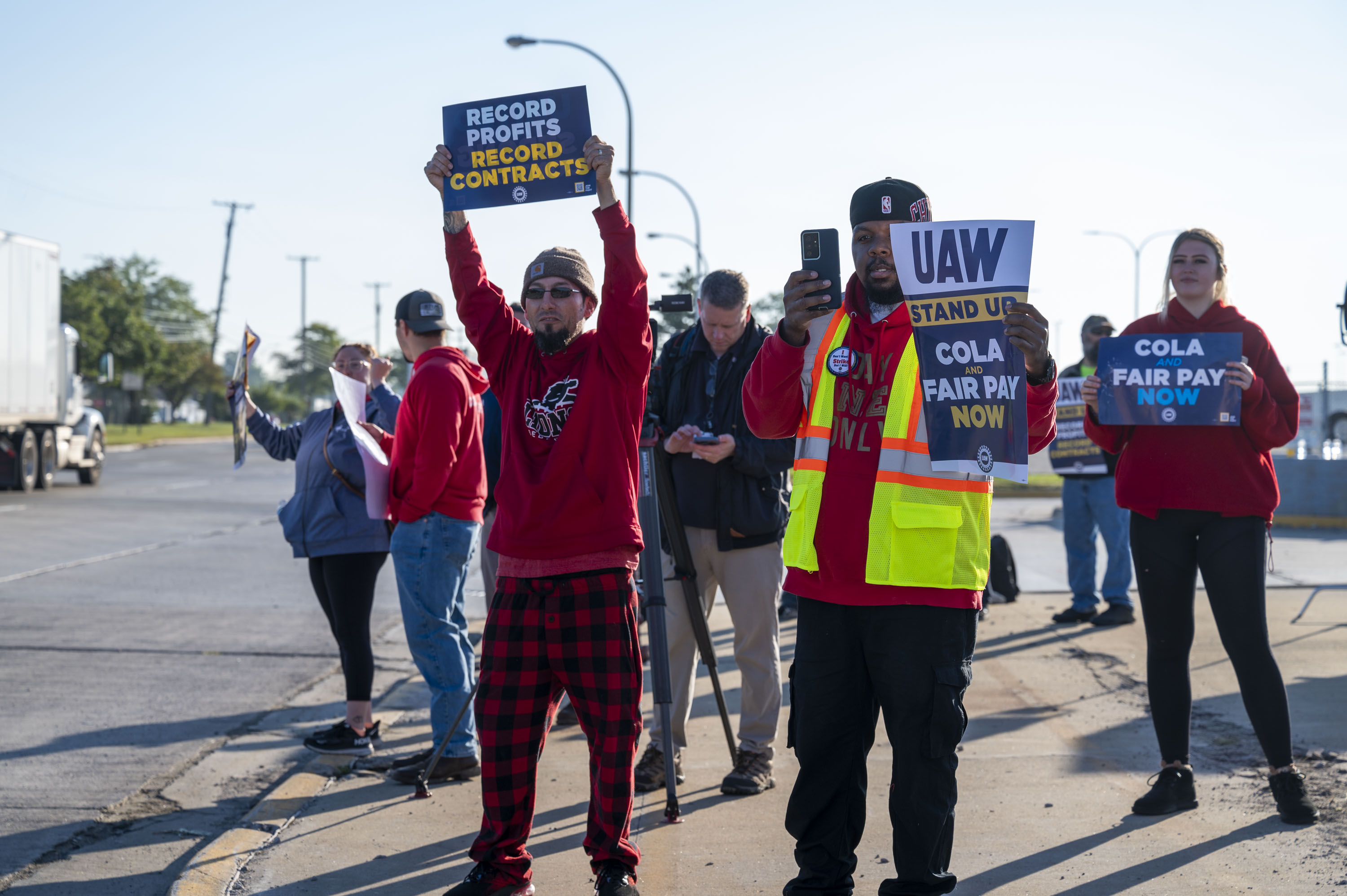 UAW workers begin strike outside Ford Michigan Assembly Plant in Wayne ...
