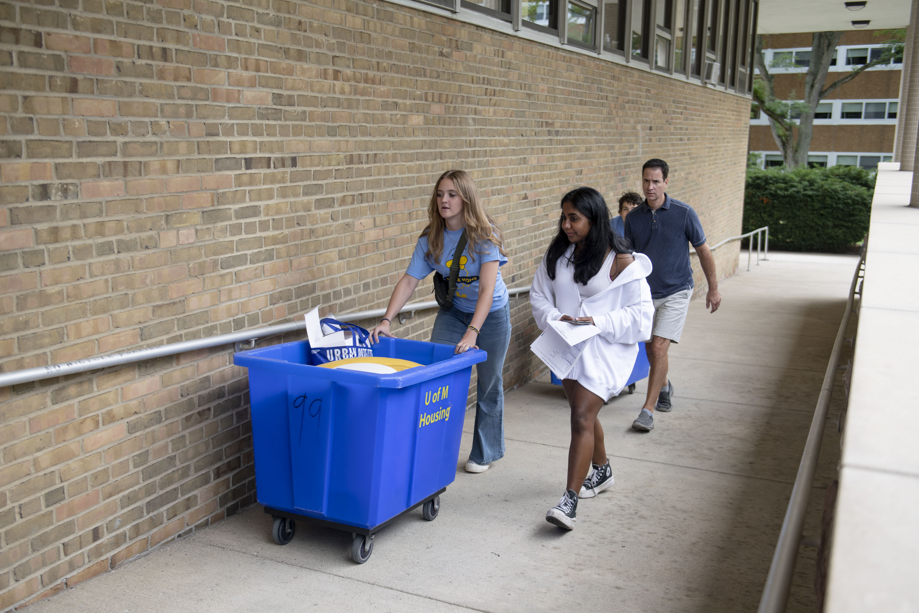 UM Move in Day 2023 - Students move in to Bursley Hall on North Campus ...