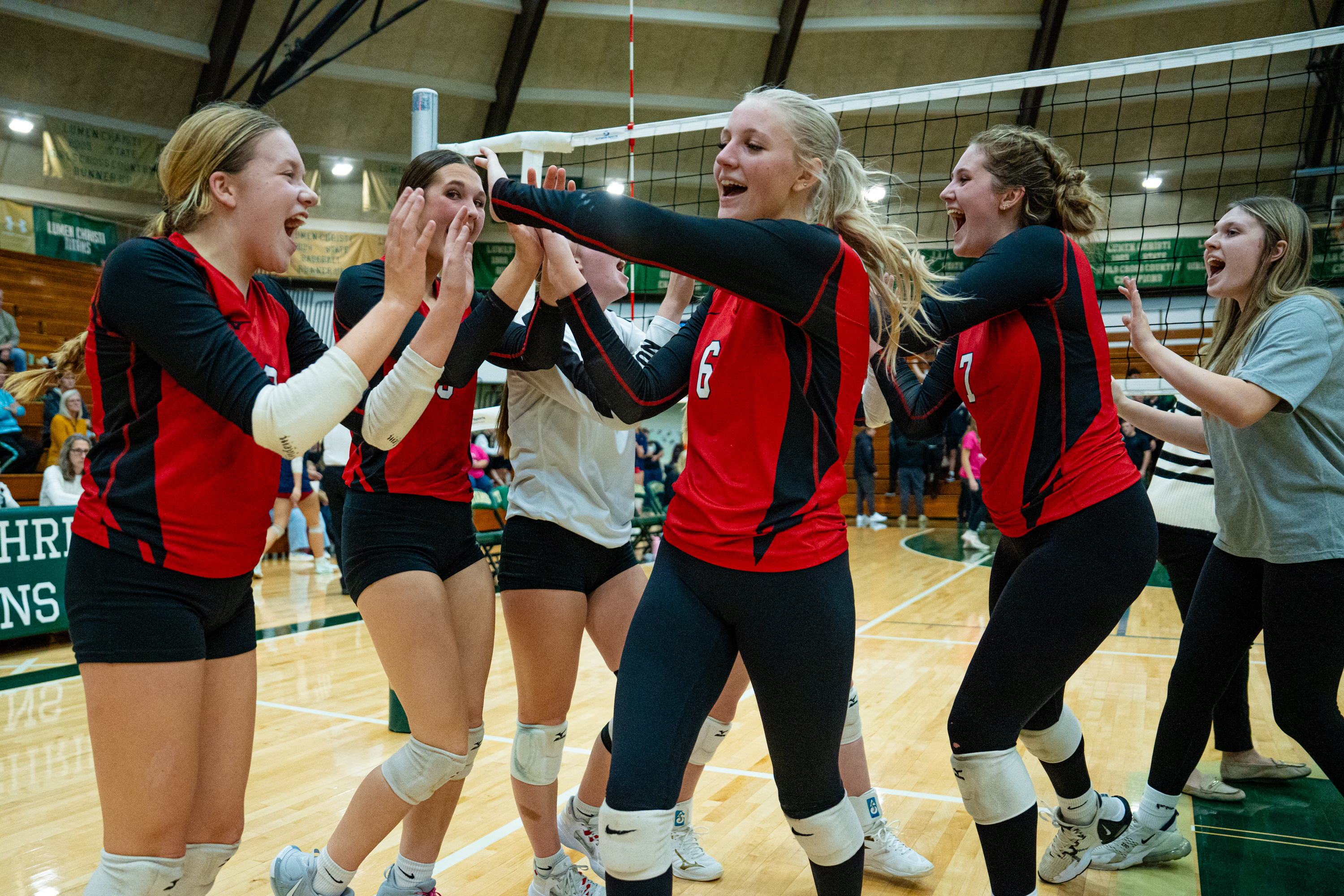 Clinton vs Lumen Christi in D2 volleyball regional - mlive.com