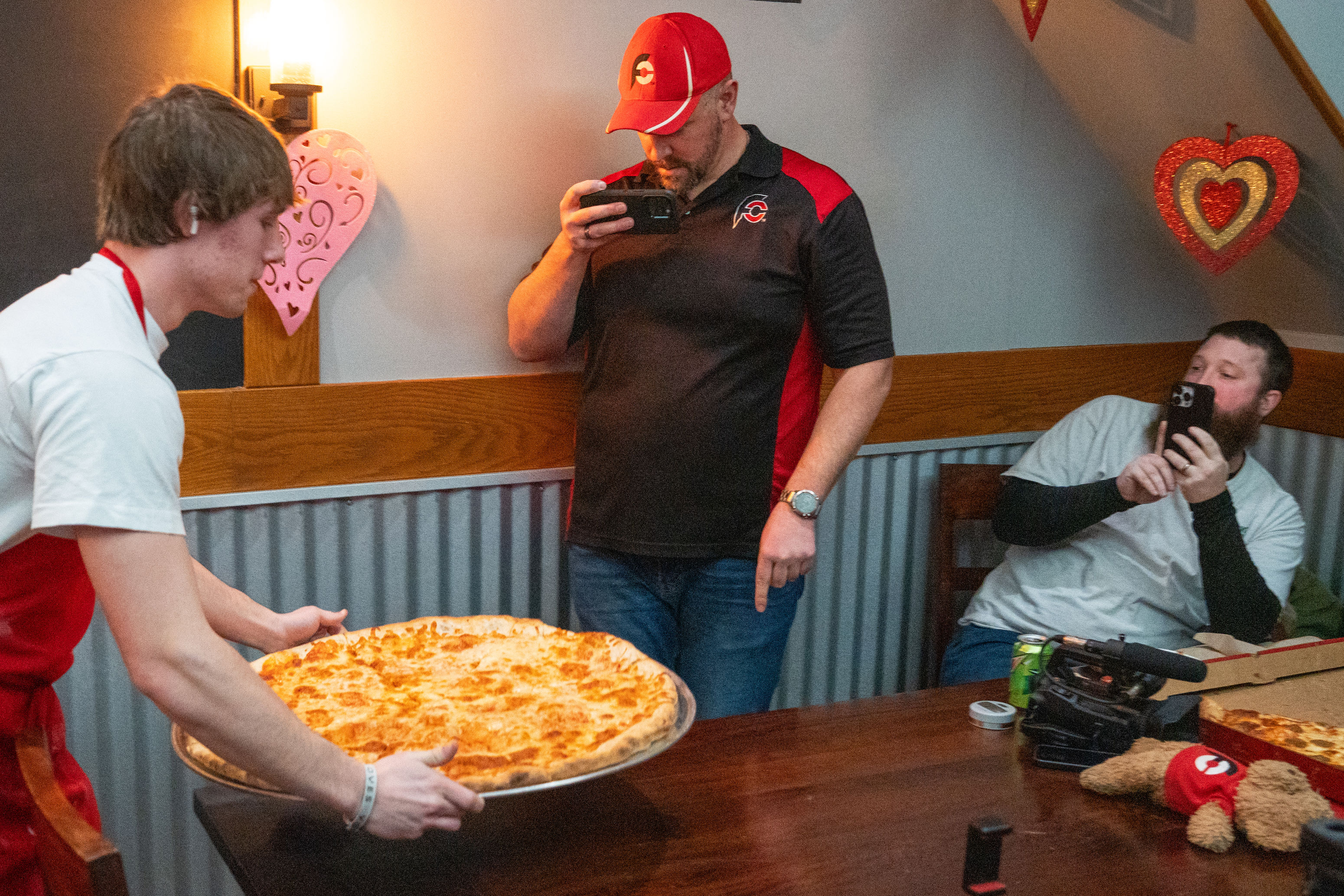 YouTube sensation Randy Santel takes on a 28 inch pizza alone at Benny ...