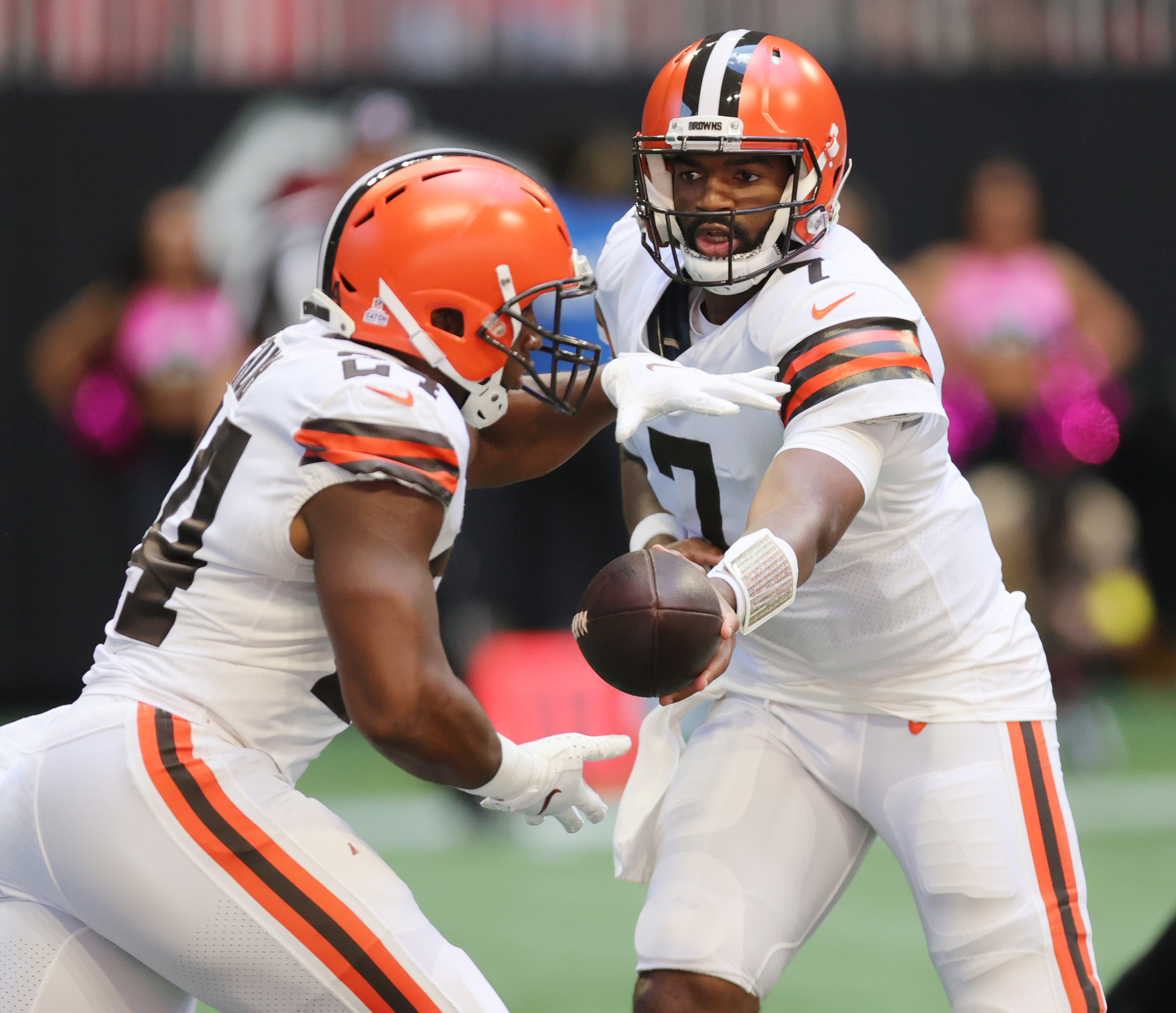 Cleveland Browns quarterback Jacoby Brissett vs. Atlanta Flacons ...