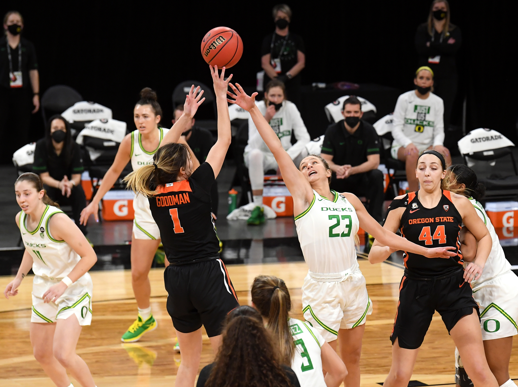 Oregon vs. Oregon State at Pac-12 women's basketball tournament ...