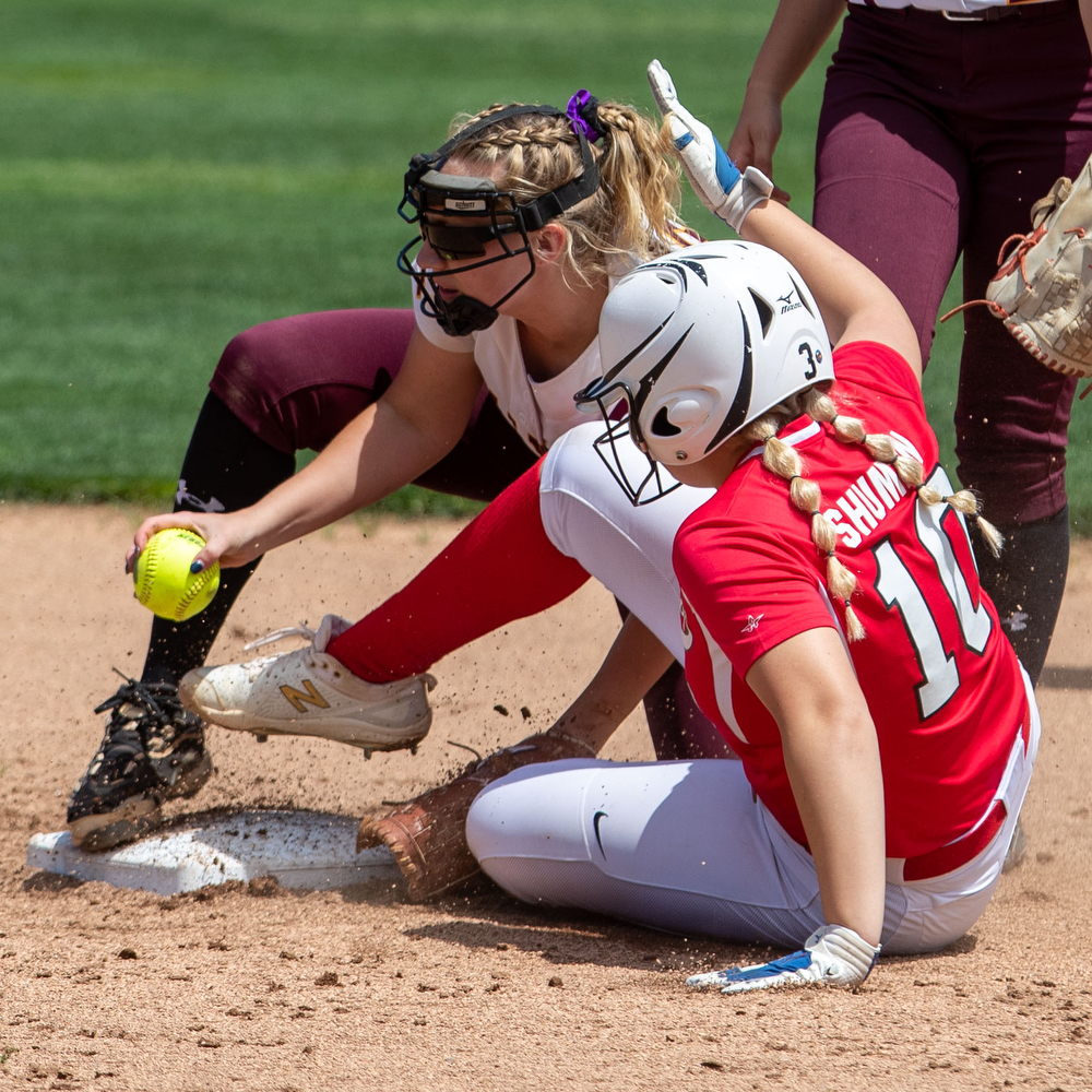 Big Spring puts up fight but falls to Hamburg in D3 softball title game ...