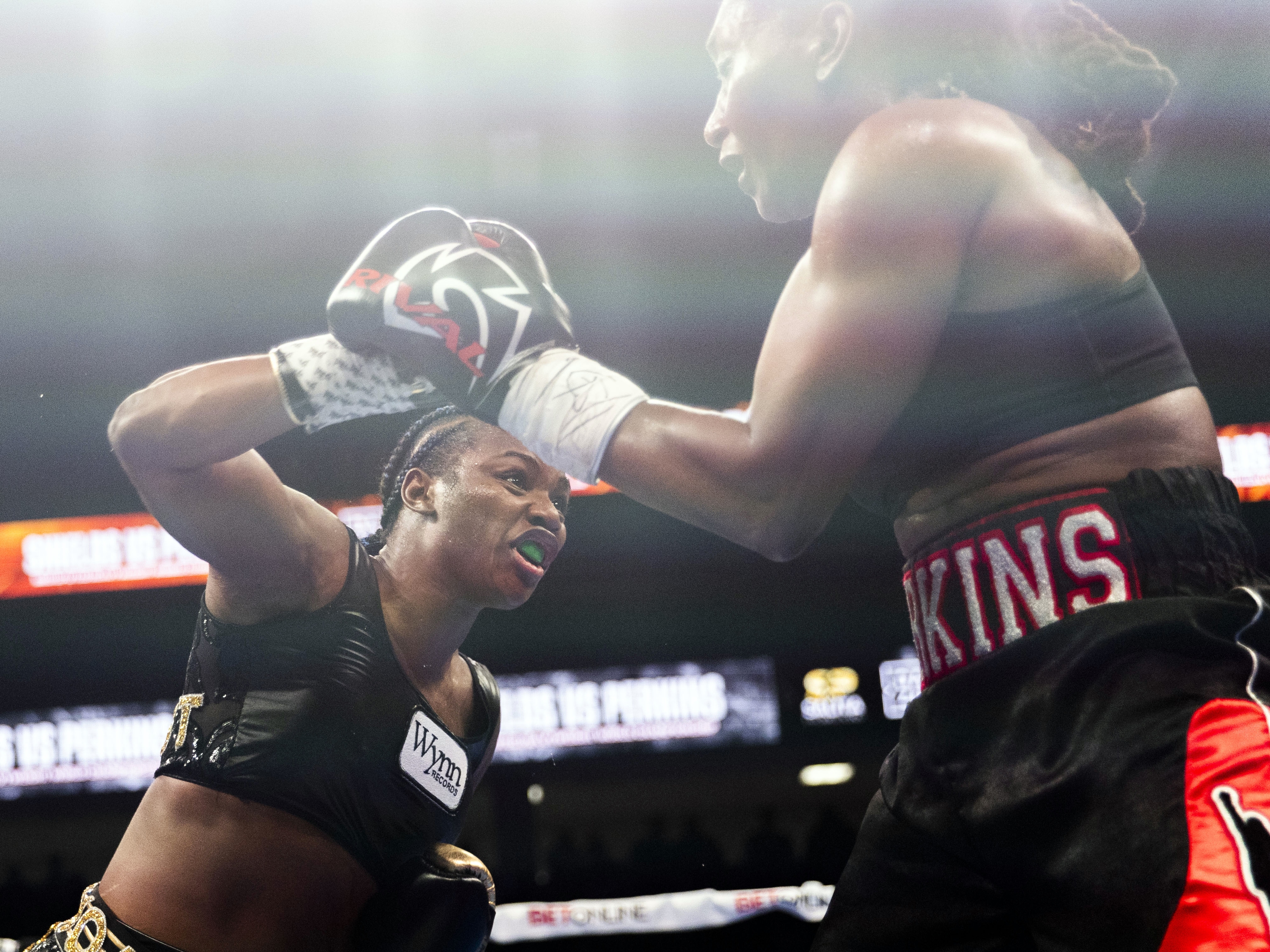 Claressa Shields drops Perkins, becomes undisputed heavyweight champ ...
