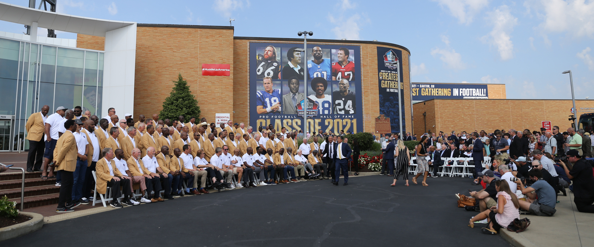 Pro Football Hall of Fame Gold Jacket group photo - cleveland.com