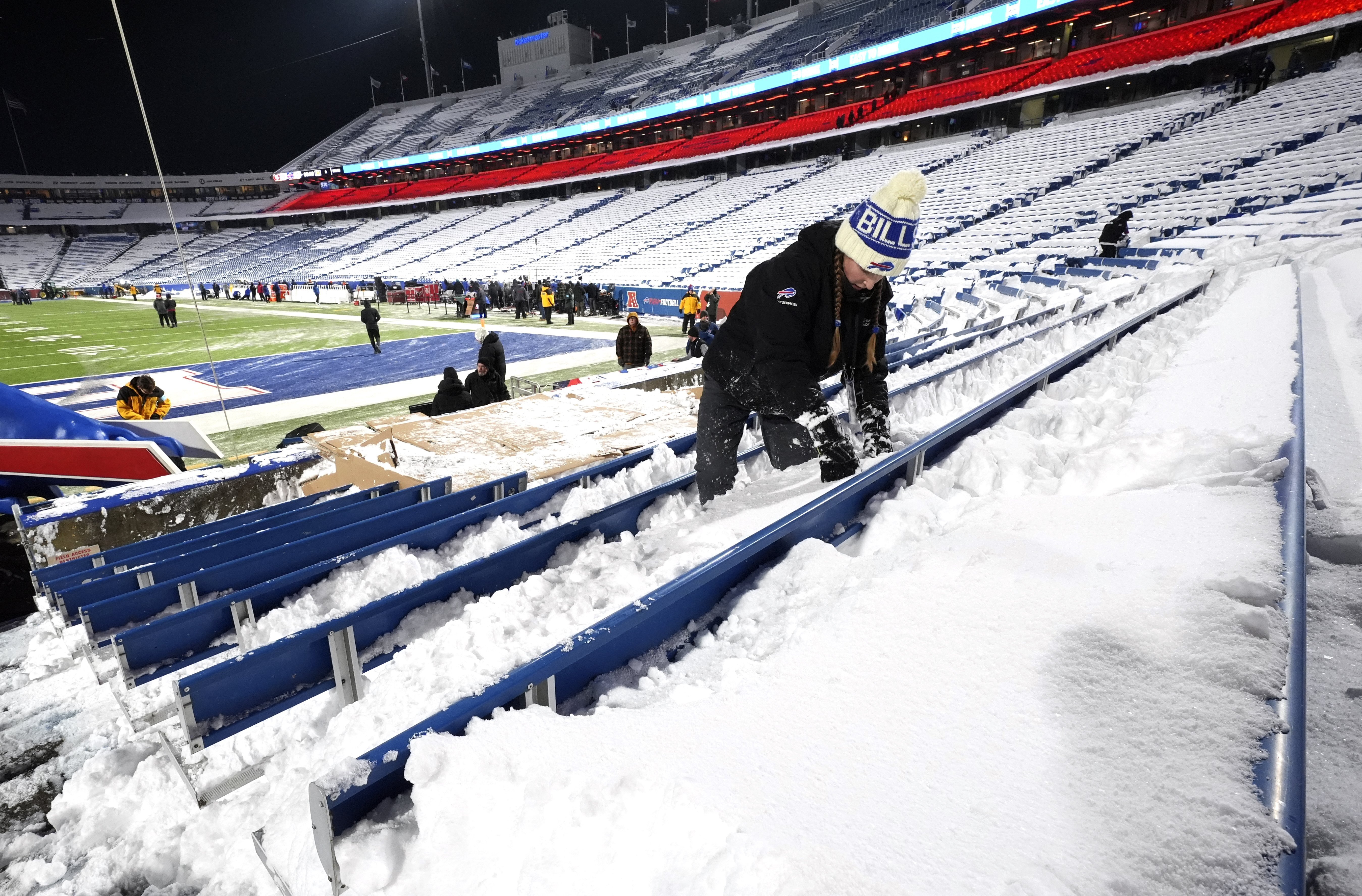 Crews clear out snow before Buffalo Bills take on San Francisco 49ers ...