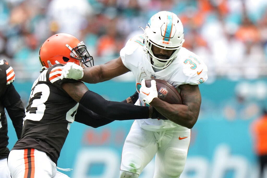 Miami Dolphins offense runs through the defense of the Cleveland Browns ...