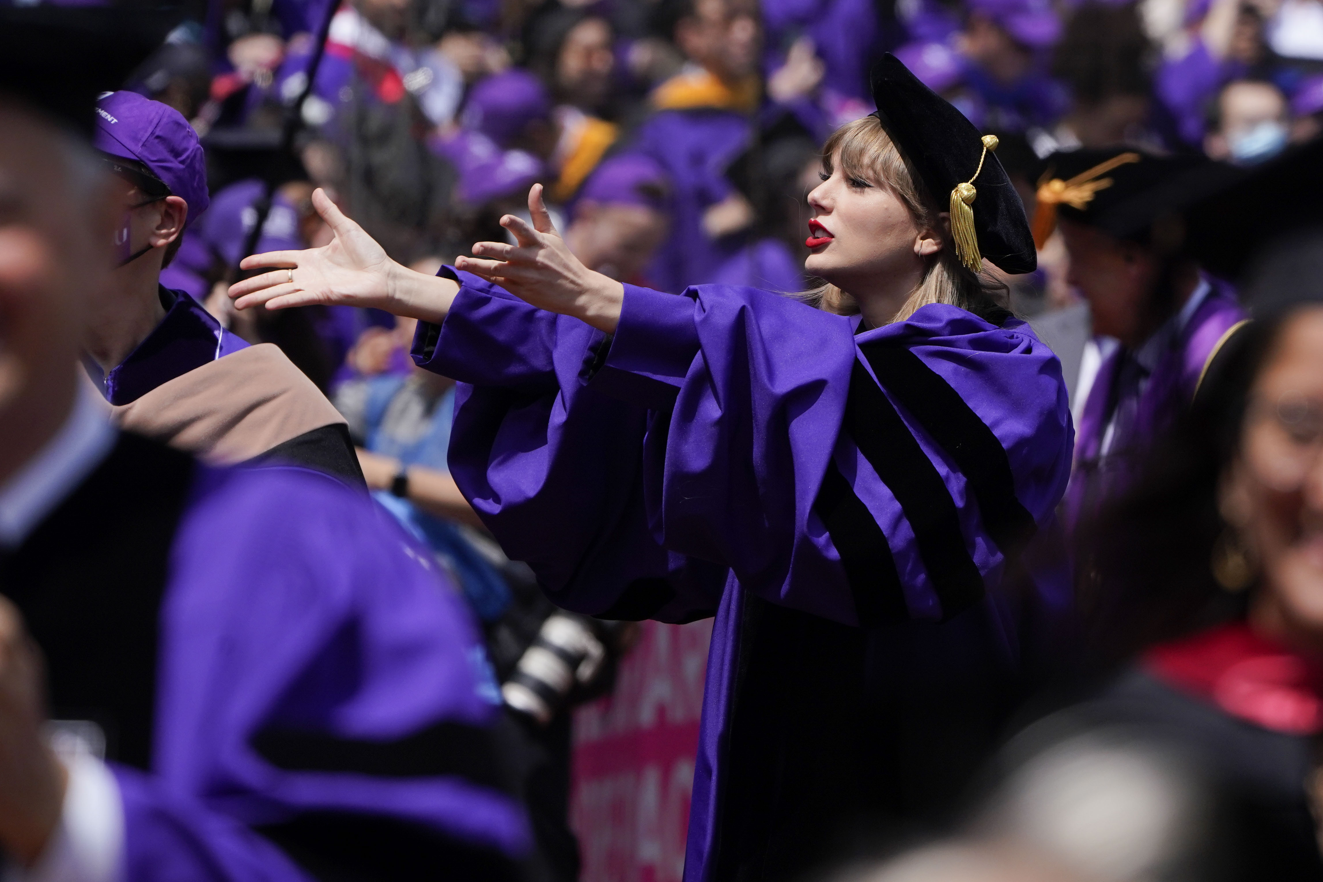 Taylor Swift at New York University's 2022 Graduation Ceremony ...