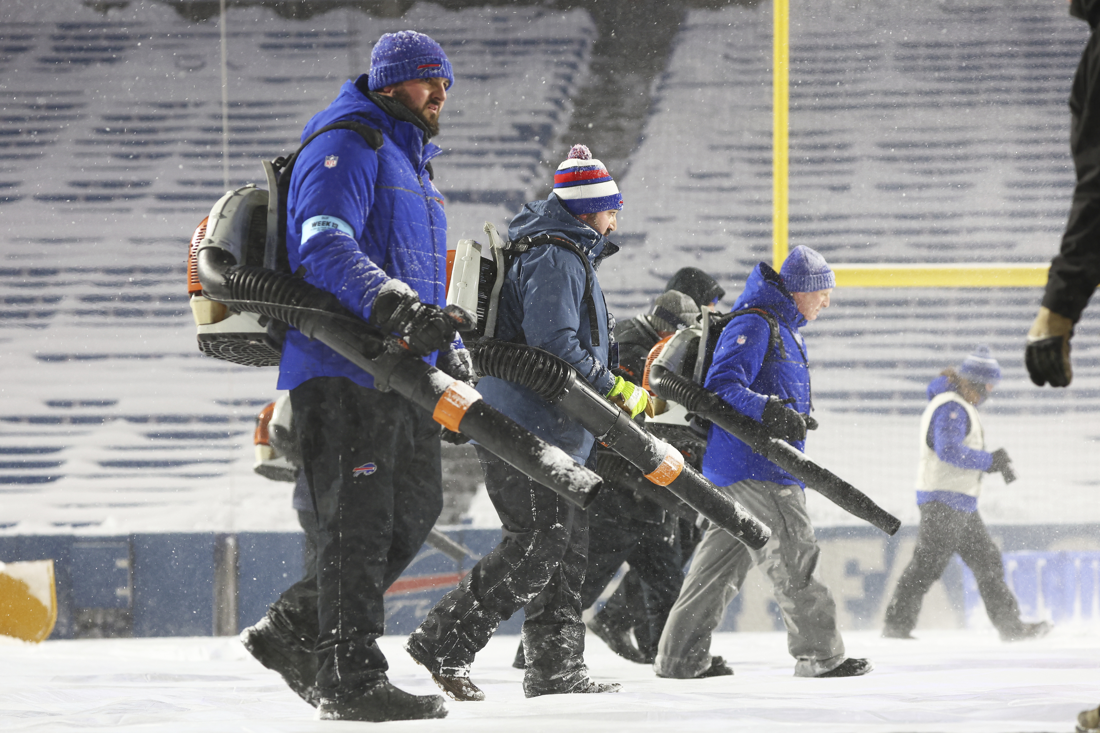Crews clear out snow before Buffalo Bills take on San Francisco 49ers ...
