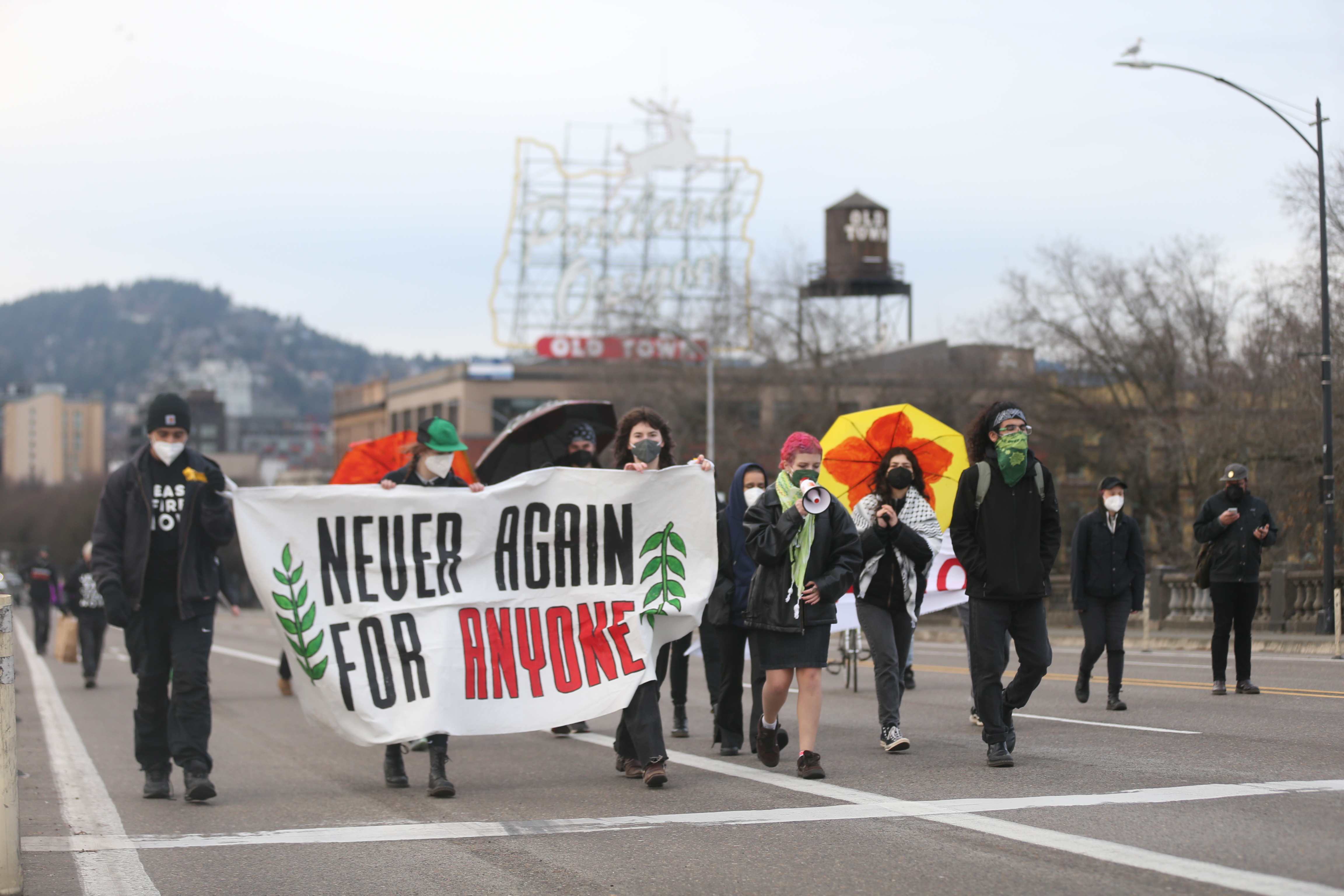 Jewish Voices for Peace gather on Burnside Bridge to demand a ceasefire ...