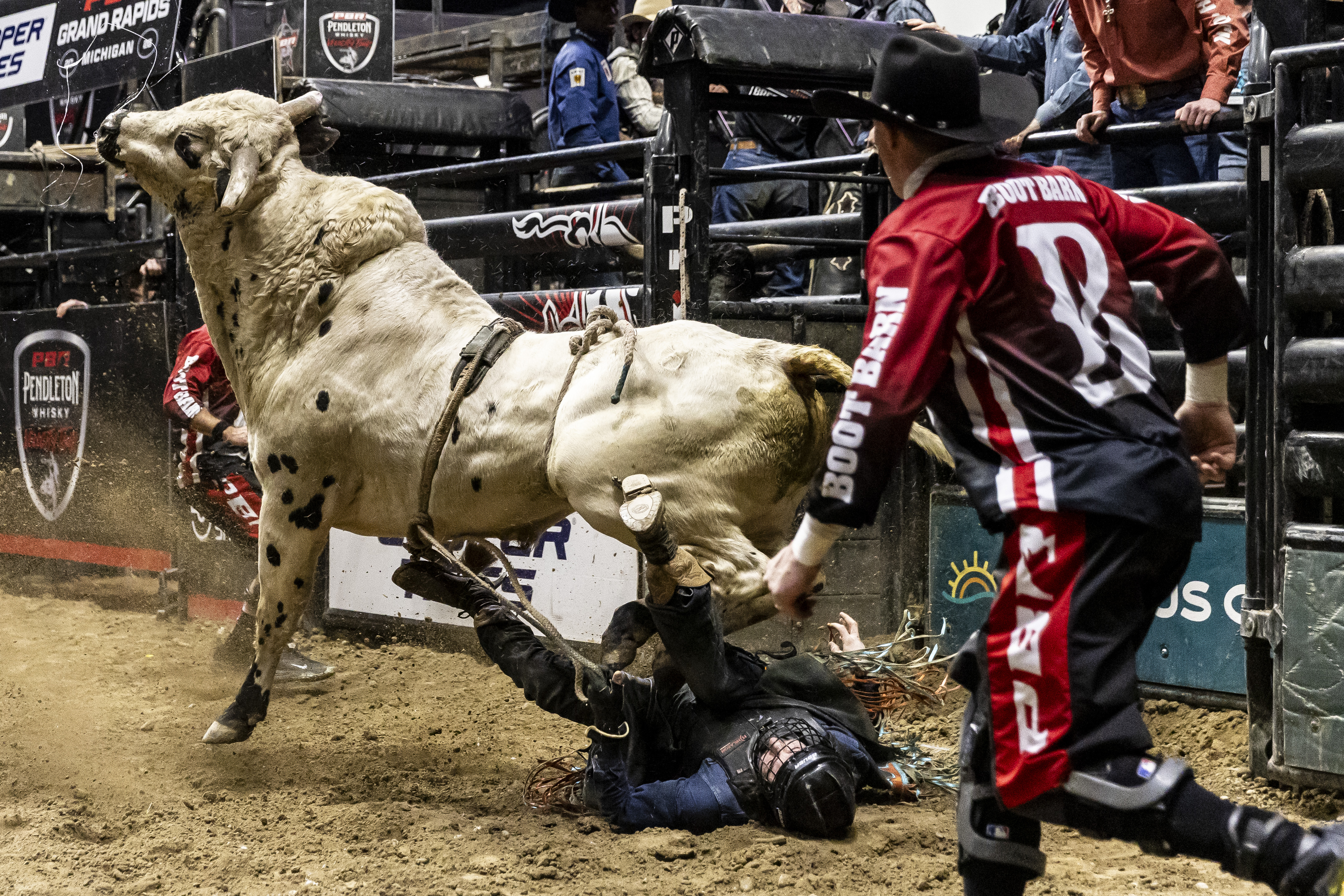 World’s best bull riders compete in Grand Rapids - mlive.com
