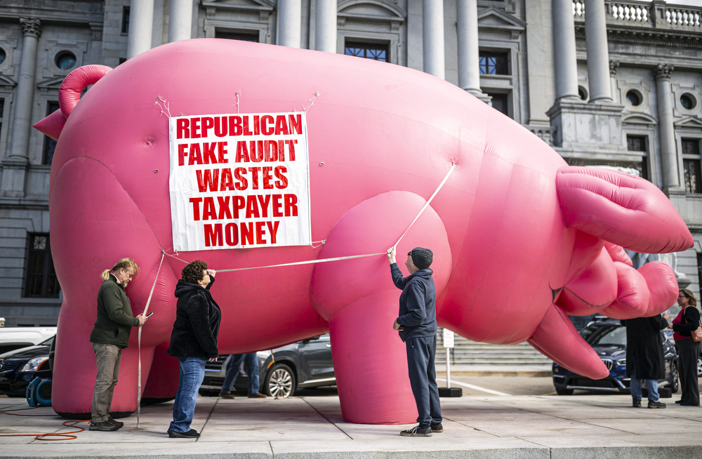 Pink pig returns to Pa. Capitol to protest election review - pennlive.com