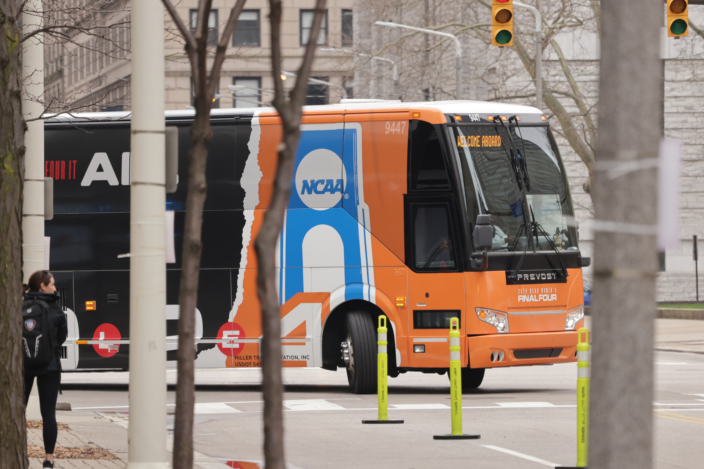 Iowa Hawkeyes women's team arrives in Cleveland - cleveland.com