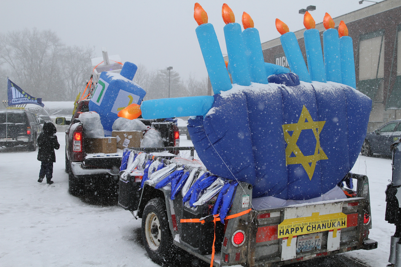Menorah-topped cars parade through Cleveland eastern suburbs ...