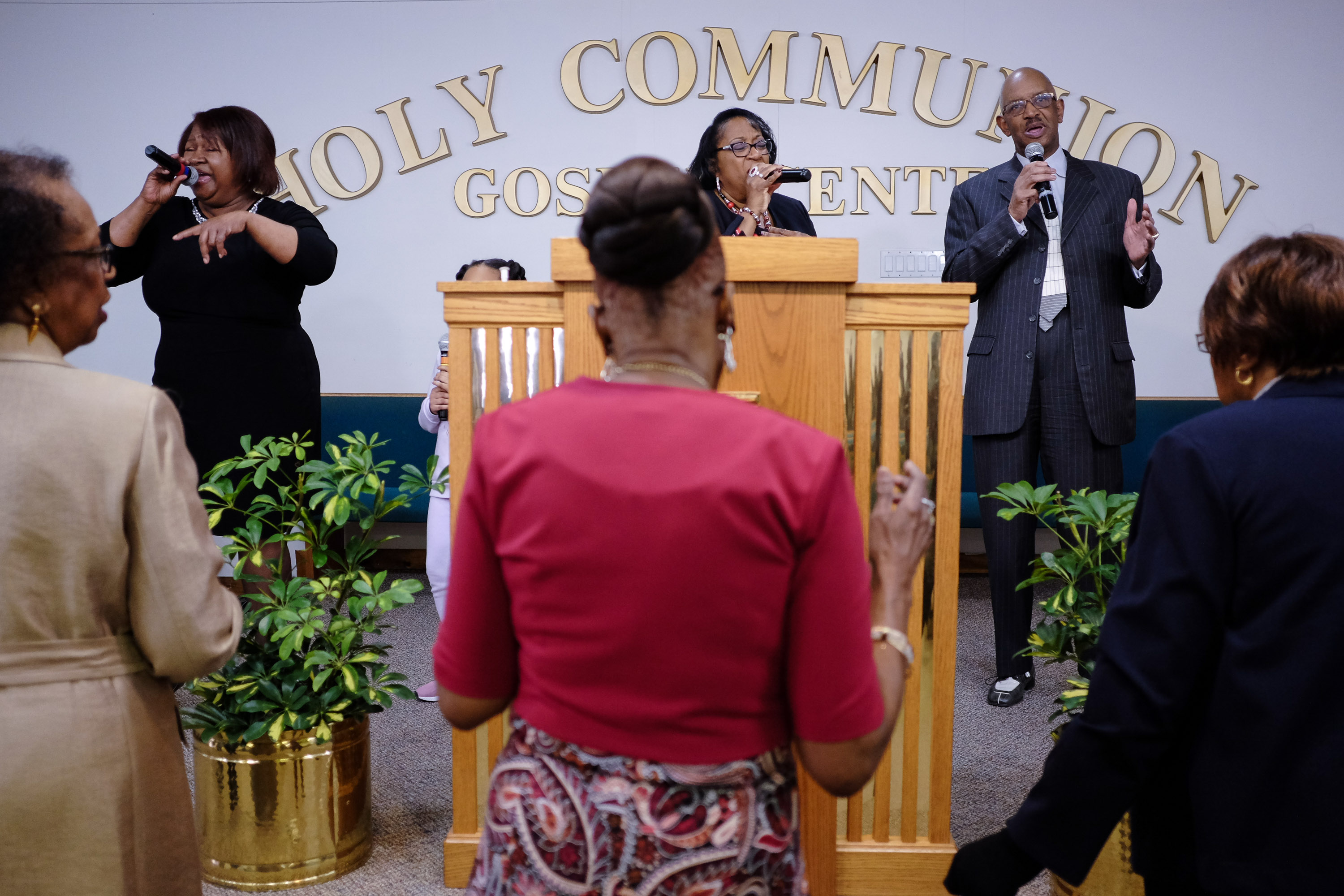 Pastor and soul singer leads congregation in worship on her birthday ...