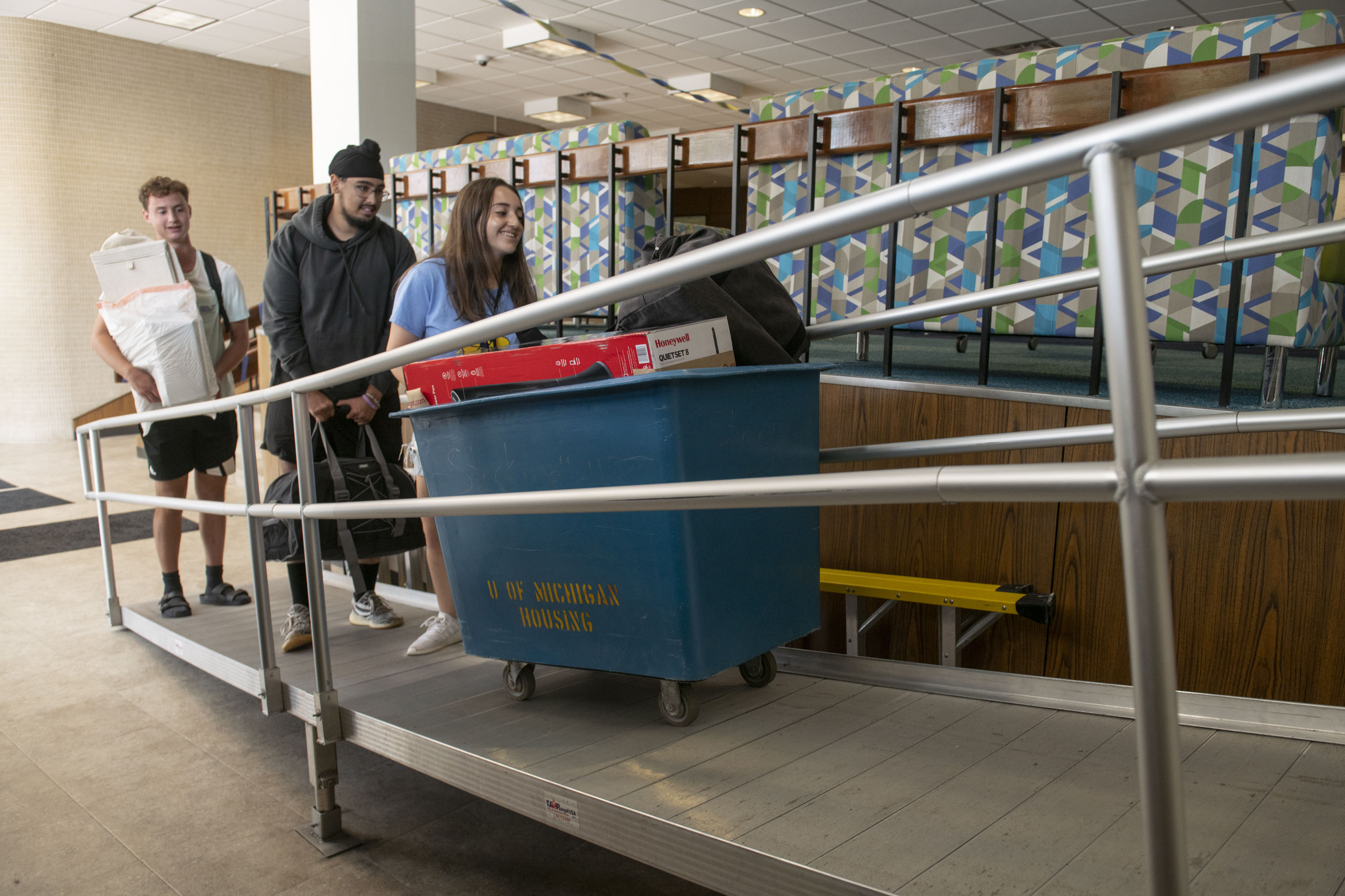UM Move in Day 2023 - Students move in to Bursley Hall on North Campus ...