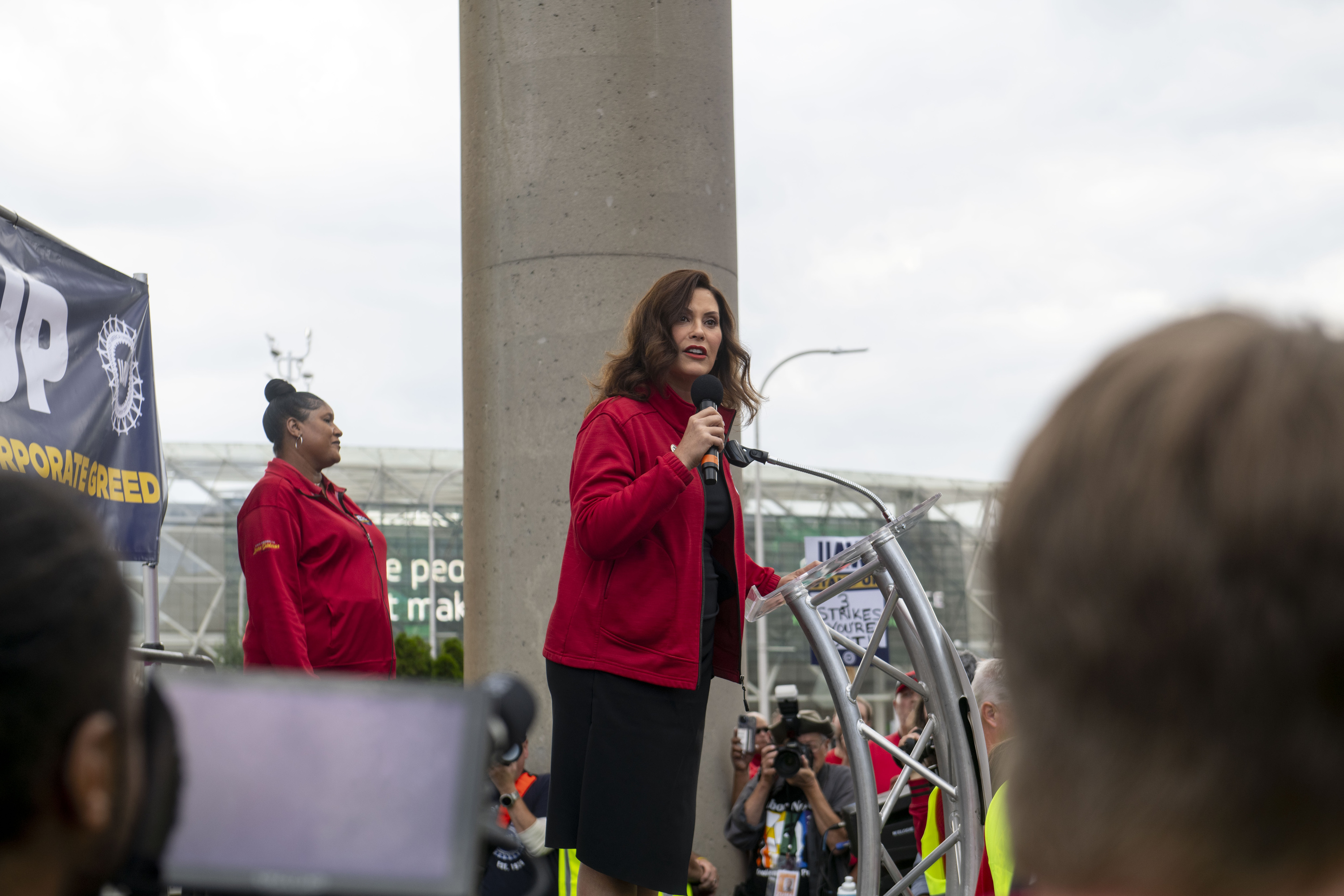 Gov. Whitmer, Bernie Sanders speak in support of UAW at downtown ...