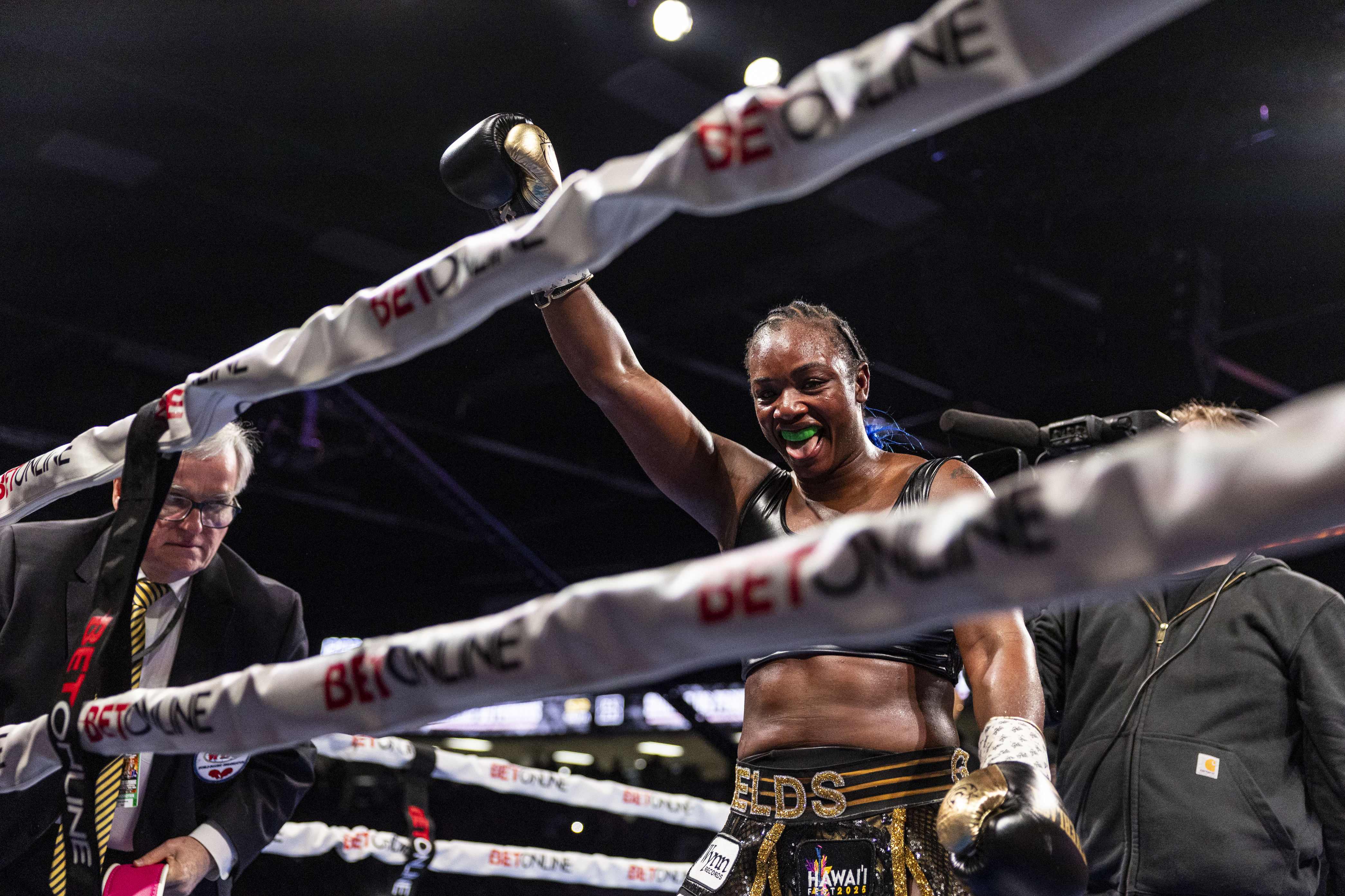 Claressa Shields drops Perkins, becomes undisputed heavyweight champ ...