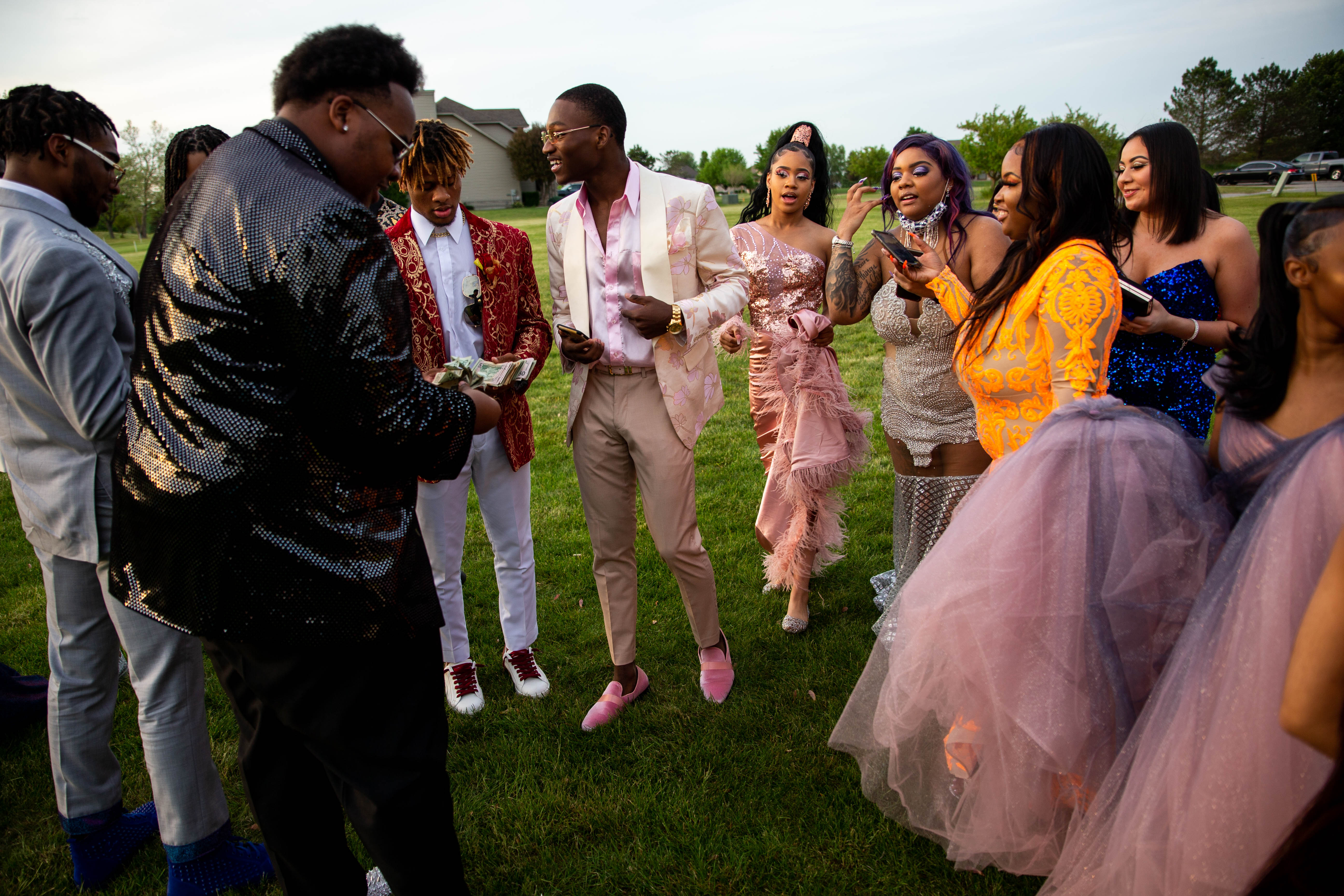 Saginaw Arthur Hill celebrates senior prom - mlive.com