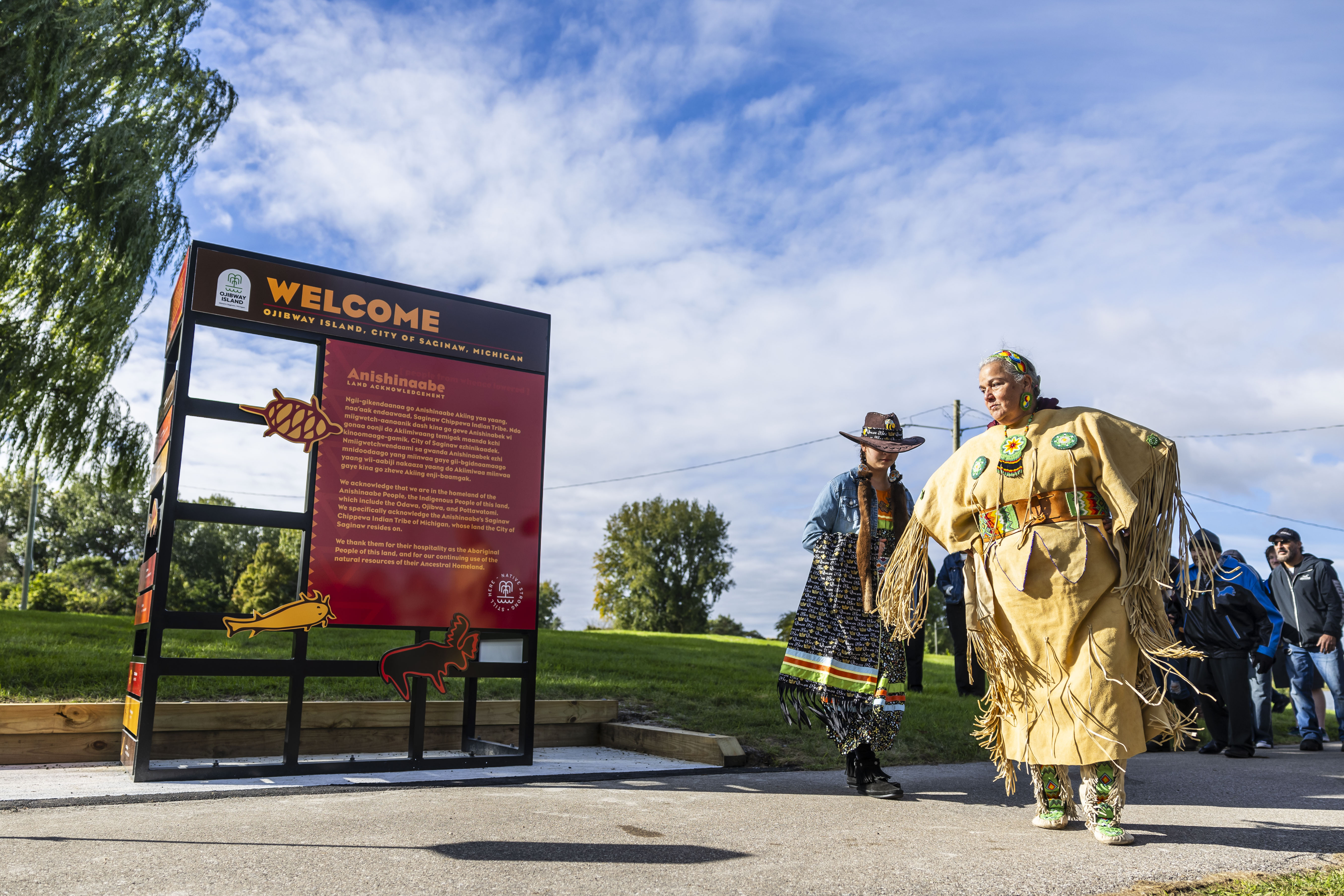 Watch Saginaw Chippewa Indian Tribe perform powwow dance at Indigenous ...