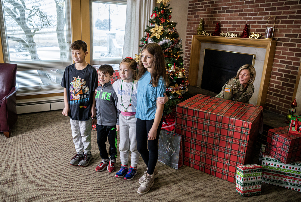 Army mom returns early from deployment surprising kids at school ...
