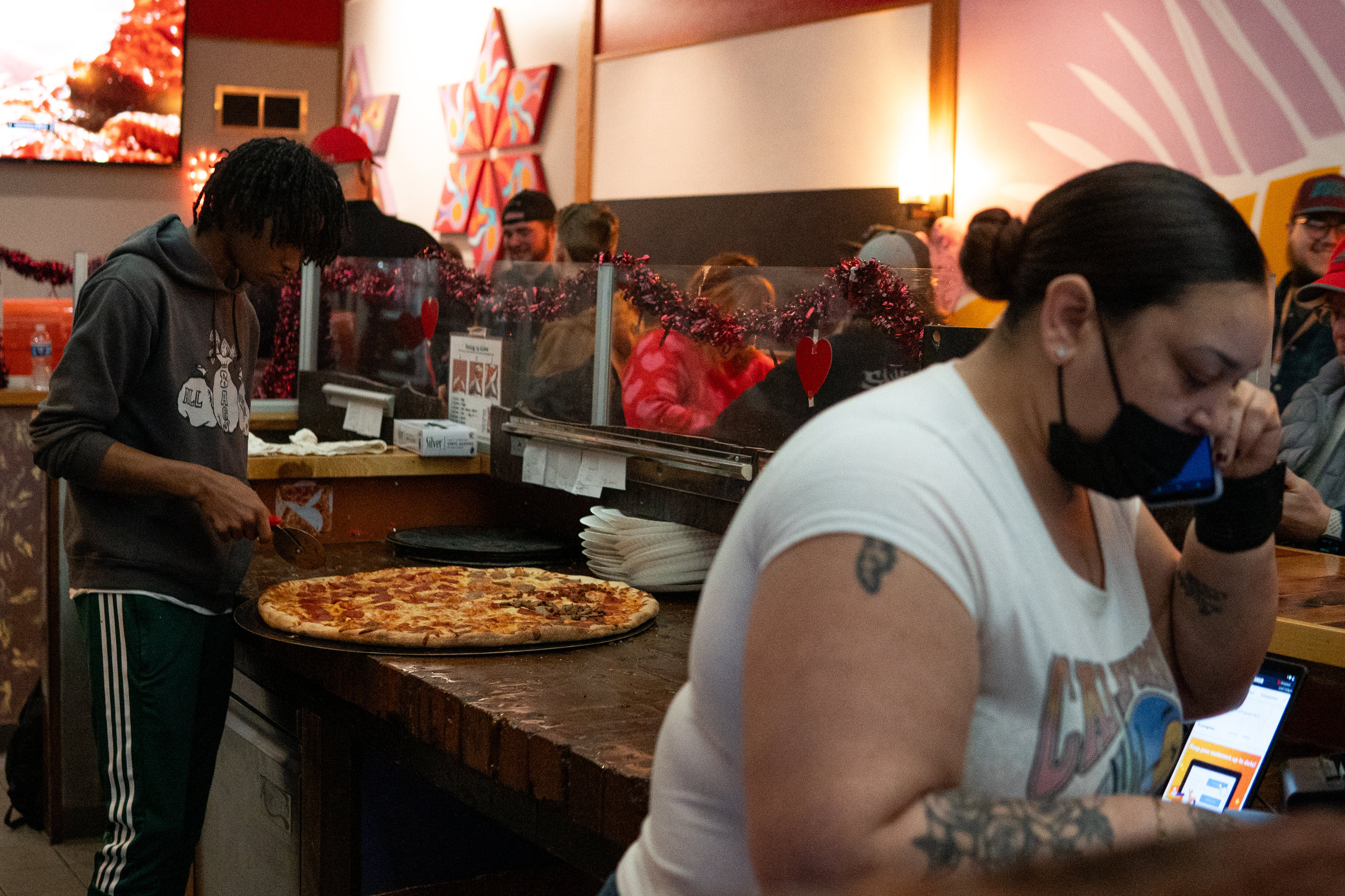 YouTube sensation Randy Santel takes on a 28 inch pizza alone at Benny ...