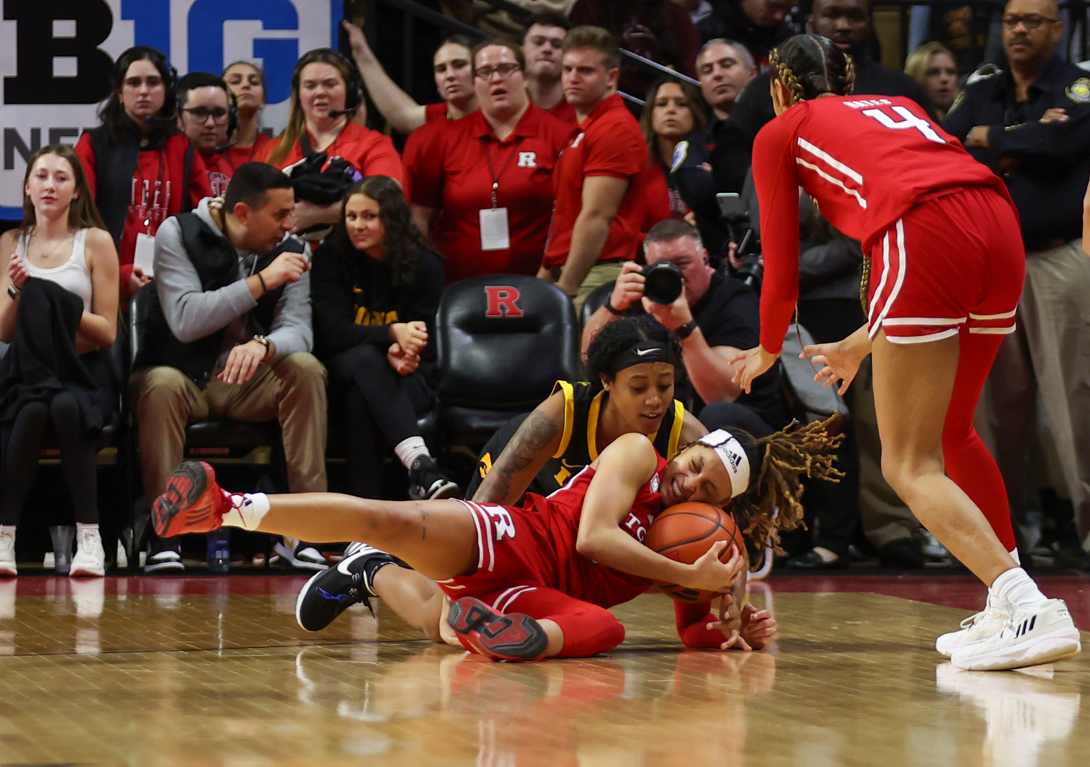 Superstar Caitlyn Clark leads Iowa to blowout win over Rutgers - nj.com