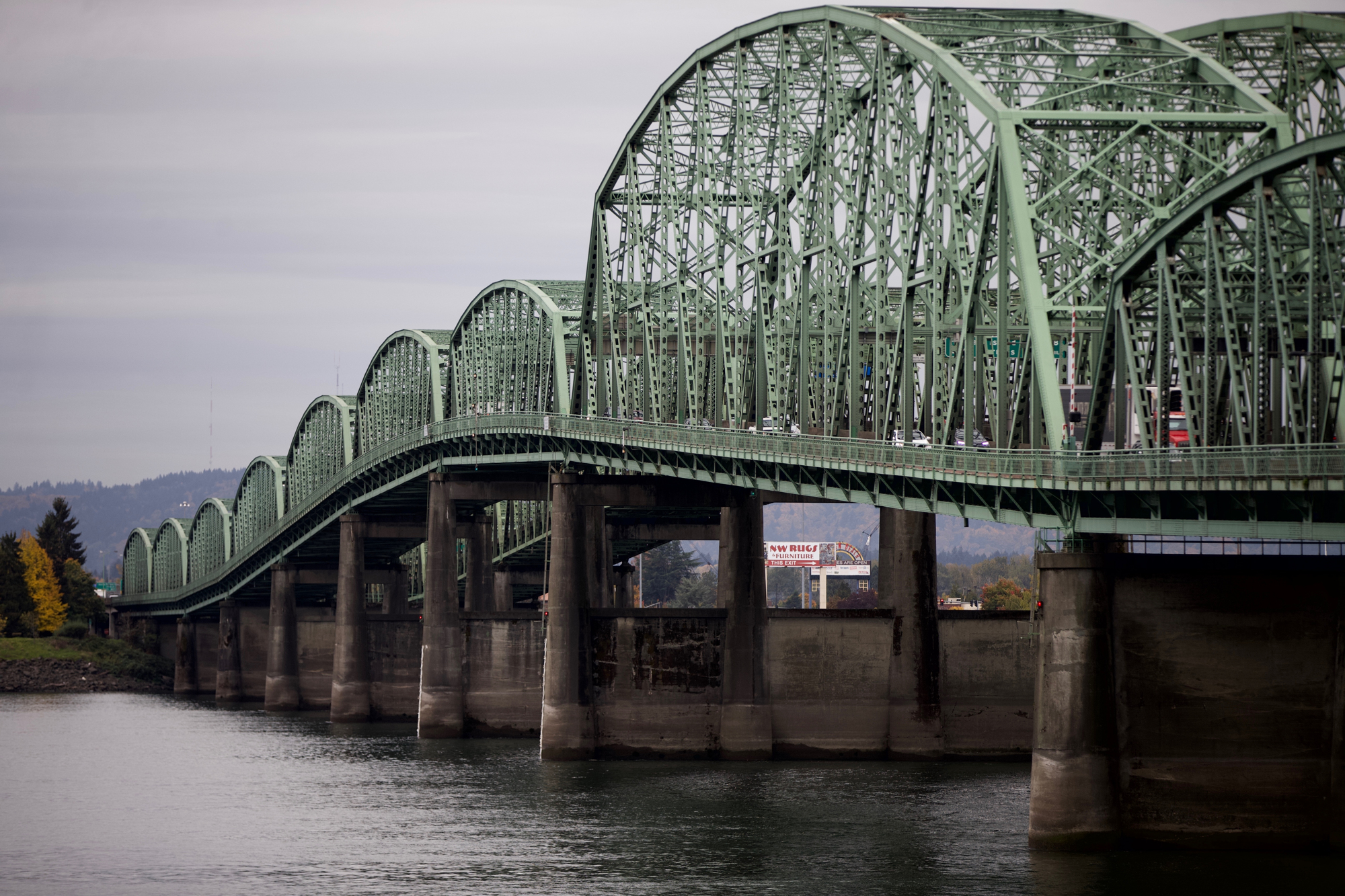 An up-close look at the aging 100-year-old Interstate 5 bridge ...