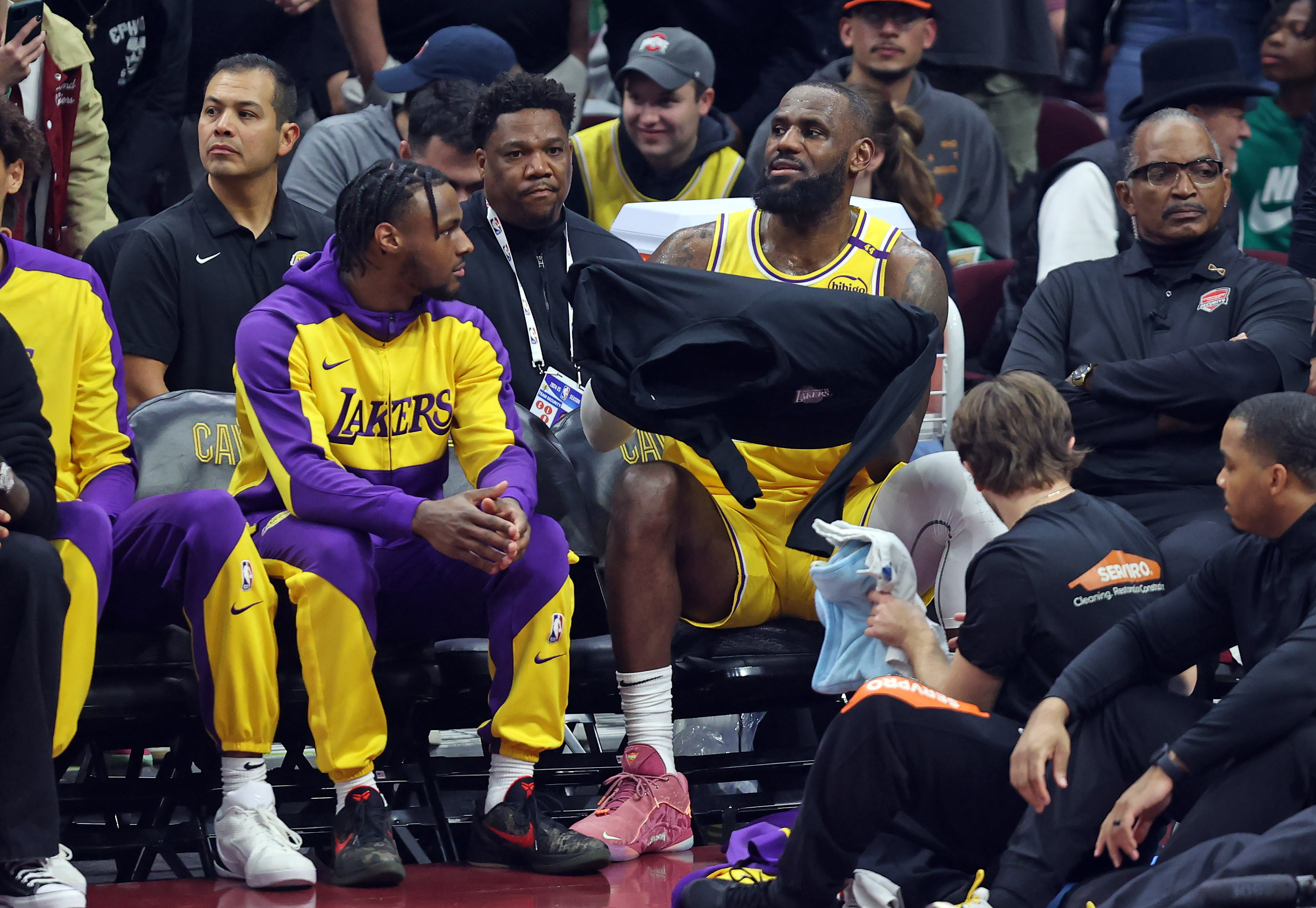 Los Angeles Lakers father/son duo LeBron and Bronny James welcomed to ...