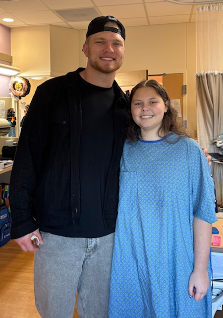 Aidan Hutchinson visits Flushing teen at C.S. Mott Children's Hospital ...