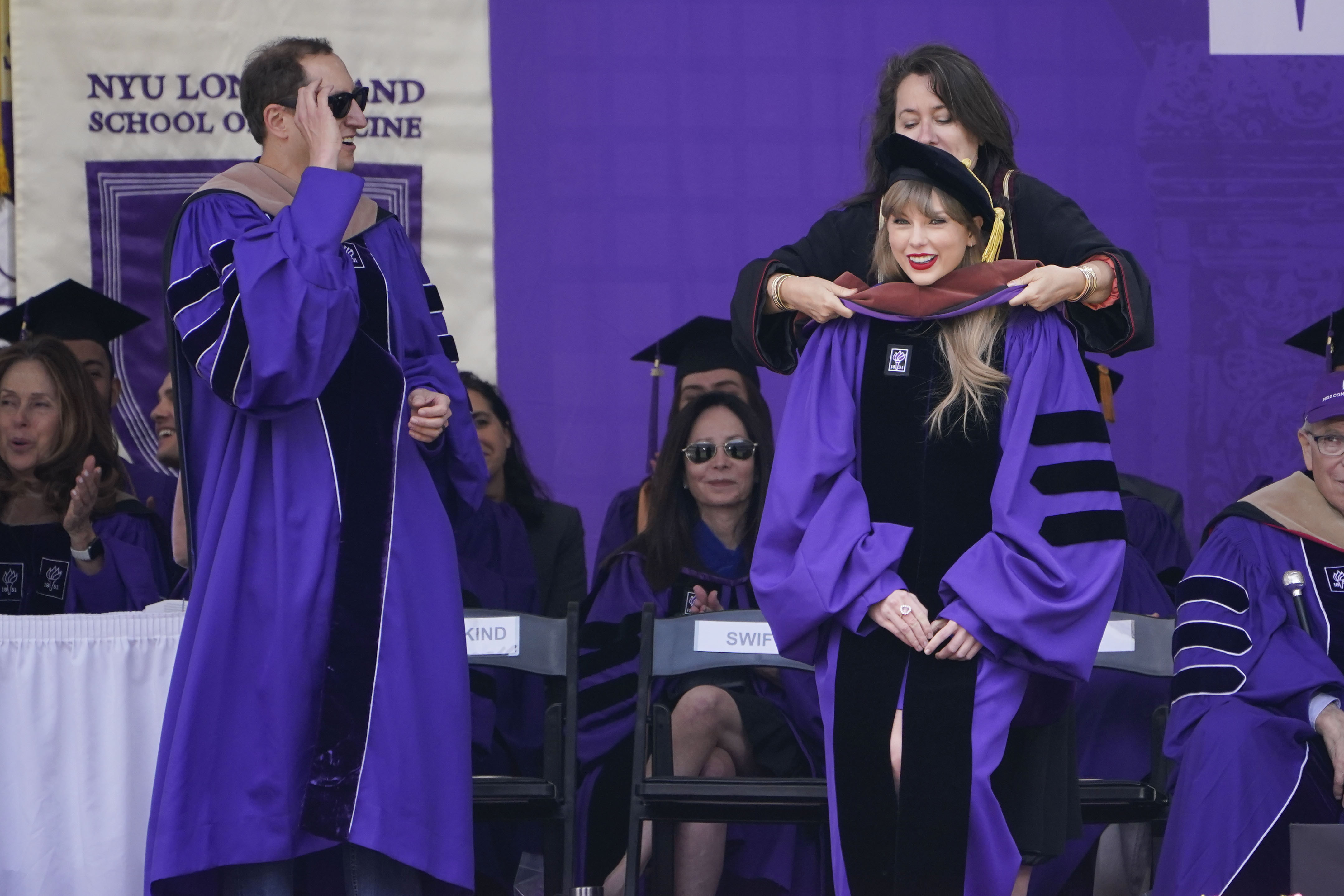 Taylor Swift at New York University's 2022 Graduation Ceremony ...