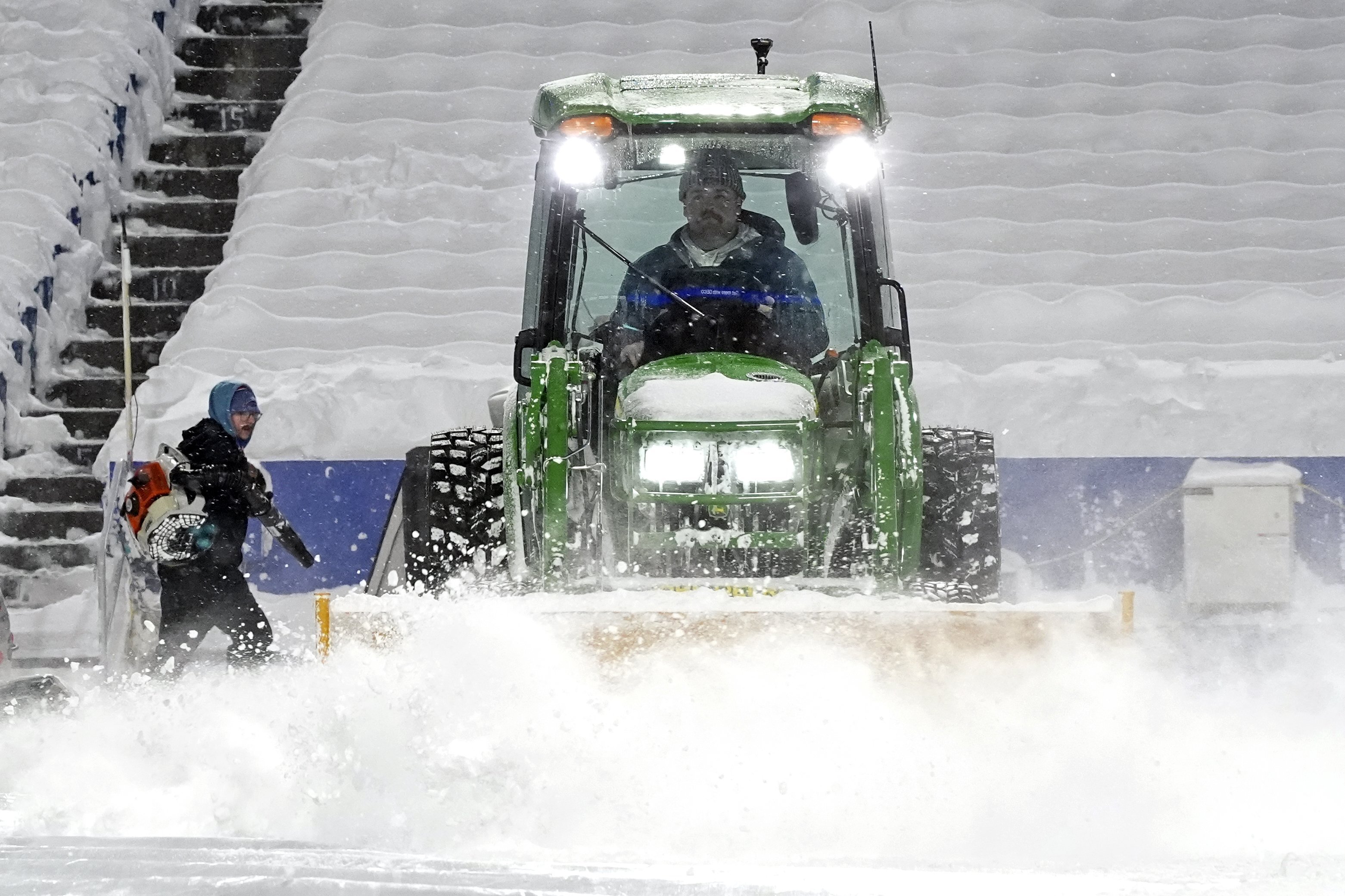 Crews clear out snow before Buffalo Bills take on San Francisco 49ers ...