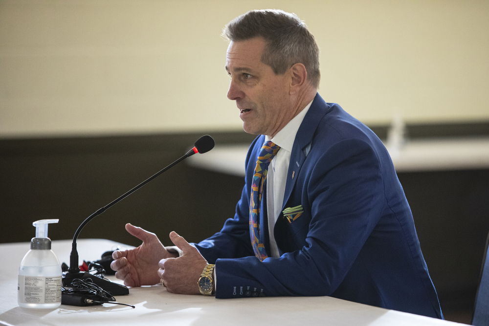 People support and others call for resignation of Sheriff Leaf at Barry ...