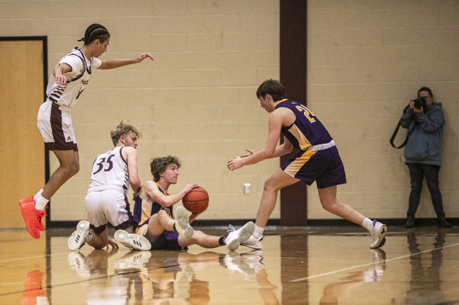 Parchment Panthers boys basketball defeats Kalamazoo Christian Comets ...