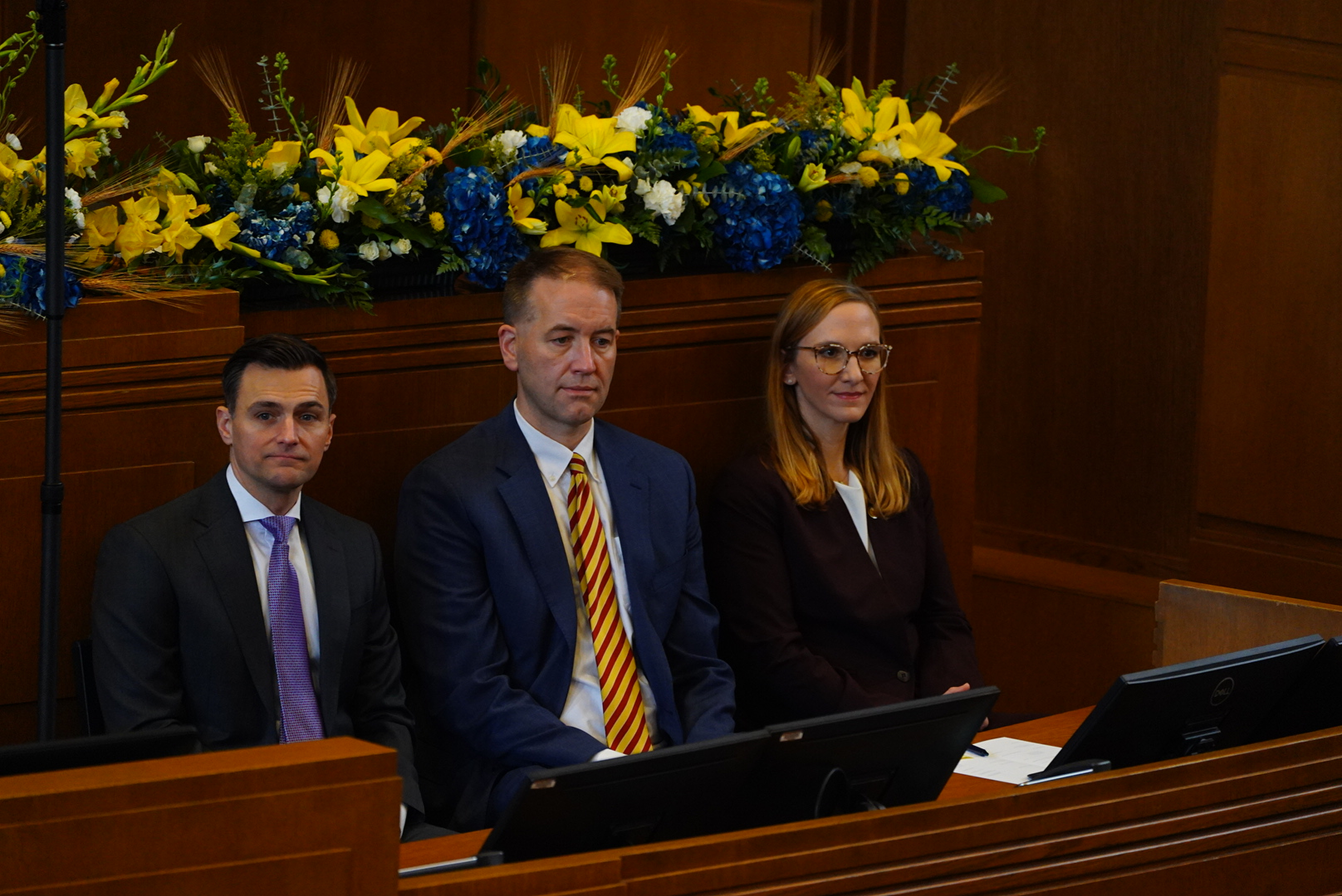 Oregon lawmakers gather to be sworn in at state Capitol - oregonlive.com