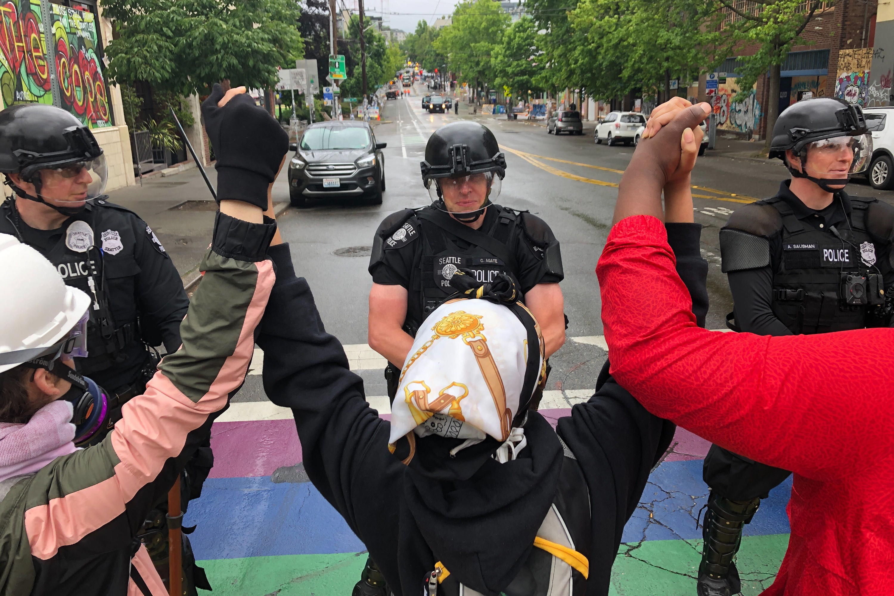 Seattle cops forcibly clear CHOP - oregonlive.com