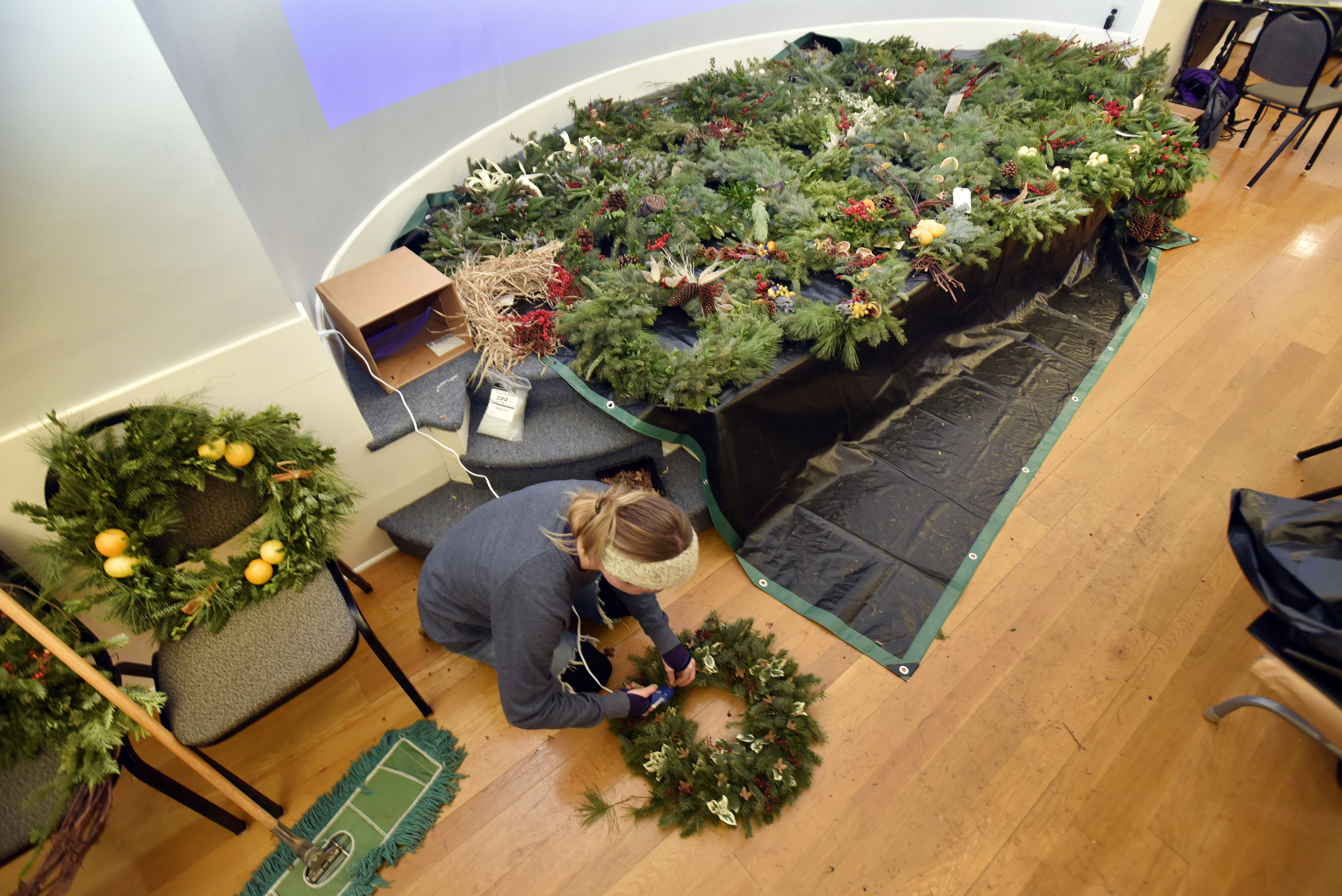 Wreath makers create holiday masterpieces for Historic Deerfield ...
