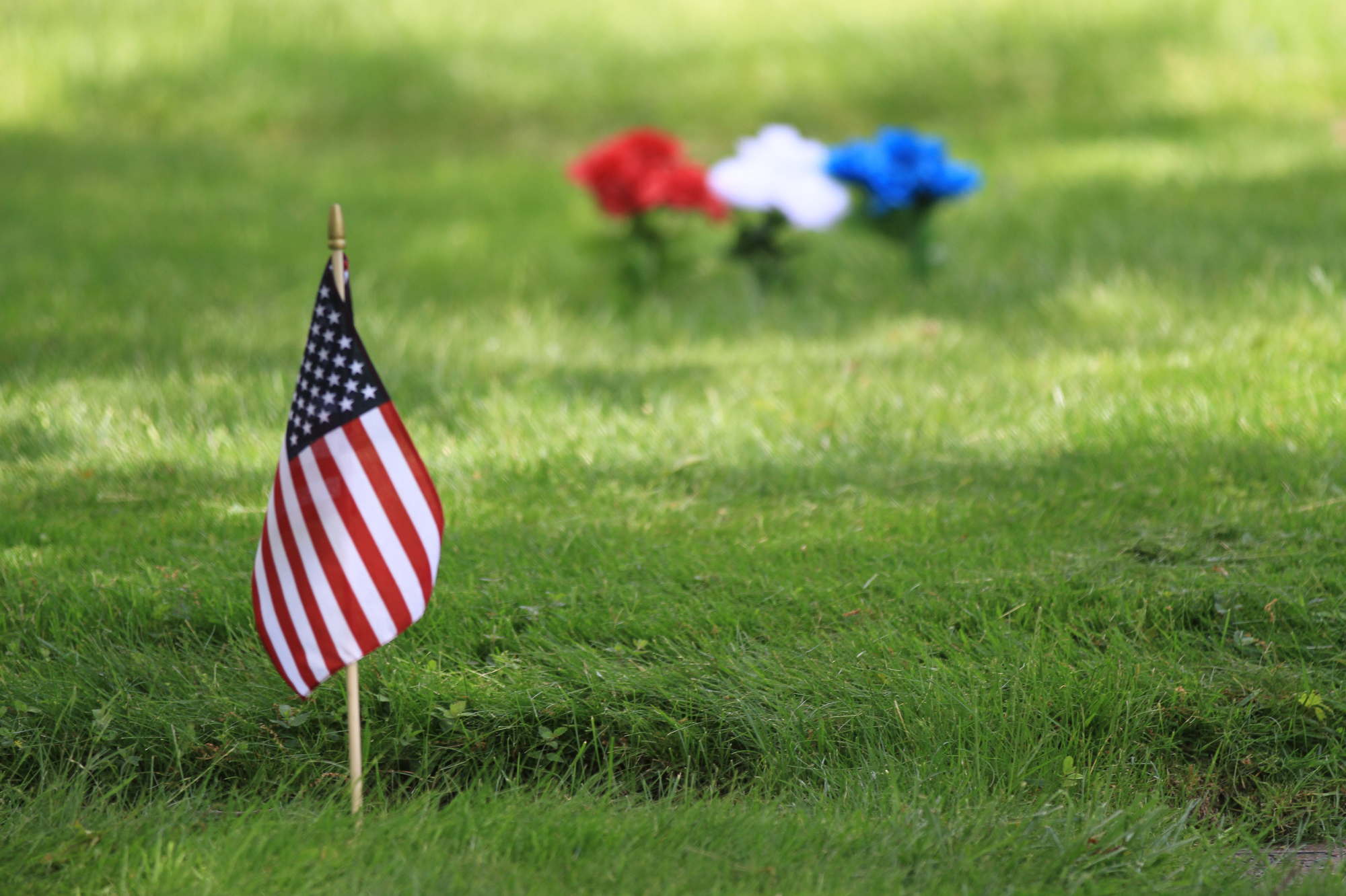 Flags placed on gravesites at Lake View Cemetery for Memorial Day ...